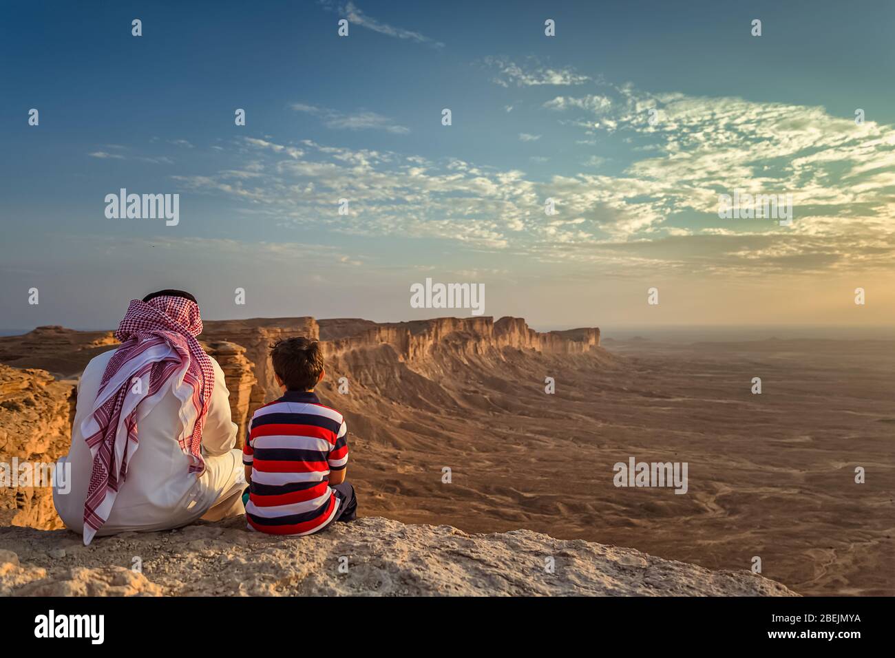 Homme et son fils arabie saoudite Banque de photographies et d’images à ...