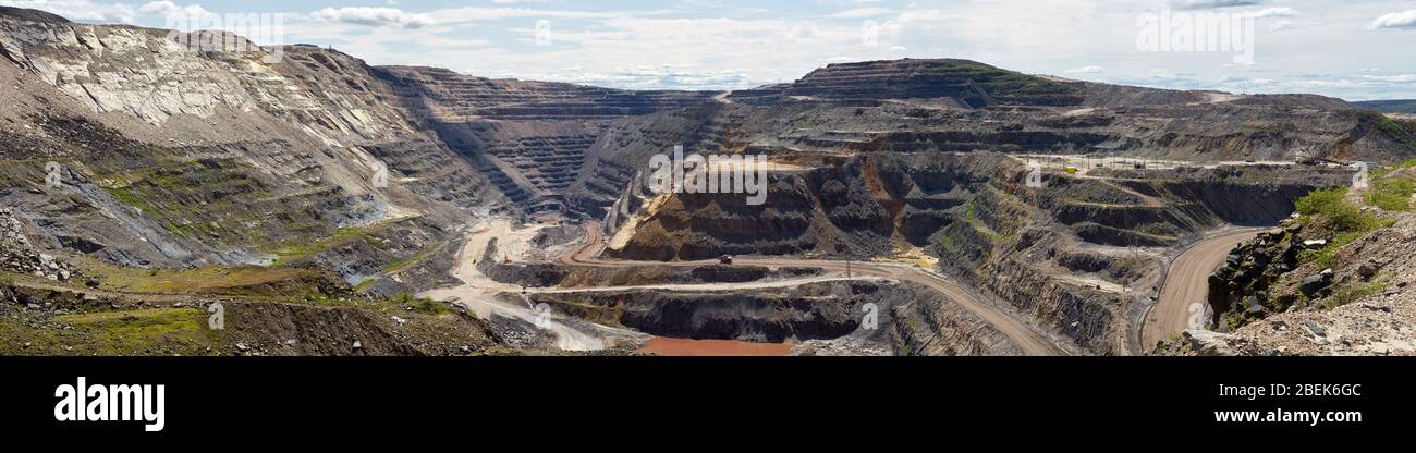 Panorama de la mine ArcelorMittal, Mont Wright (Mont Wright), Fermont ...