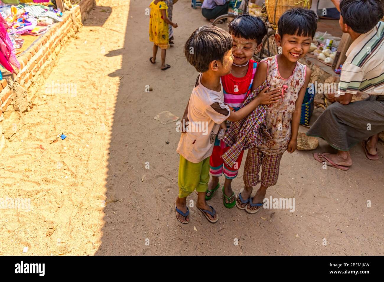 Enfants birmans Banque de photographies et d’images à haute résolution ...
