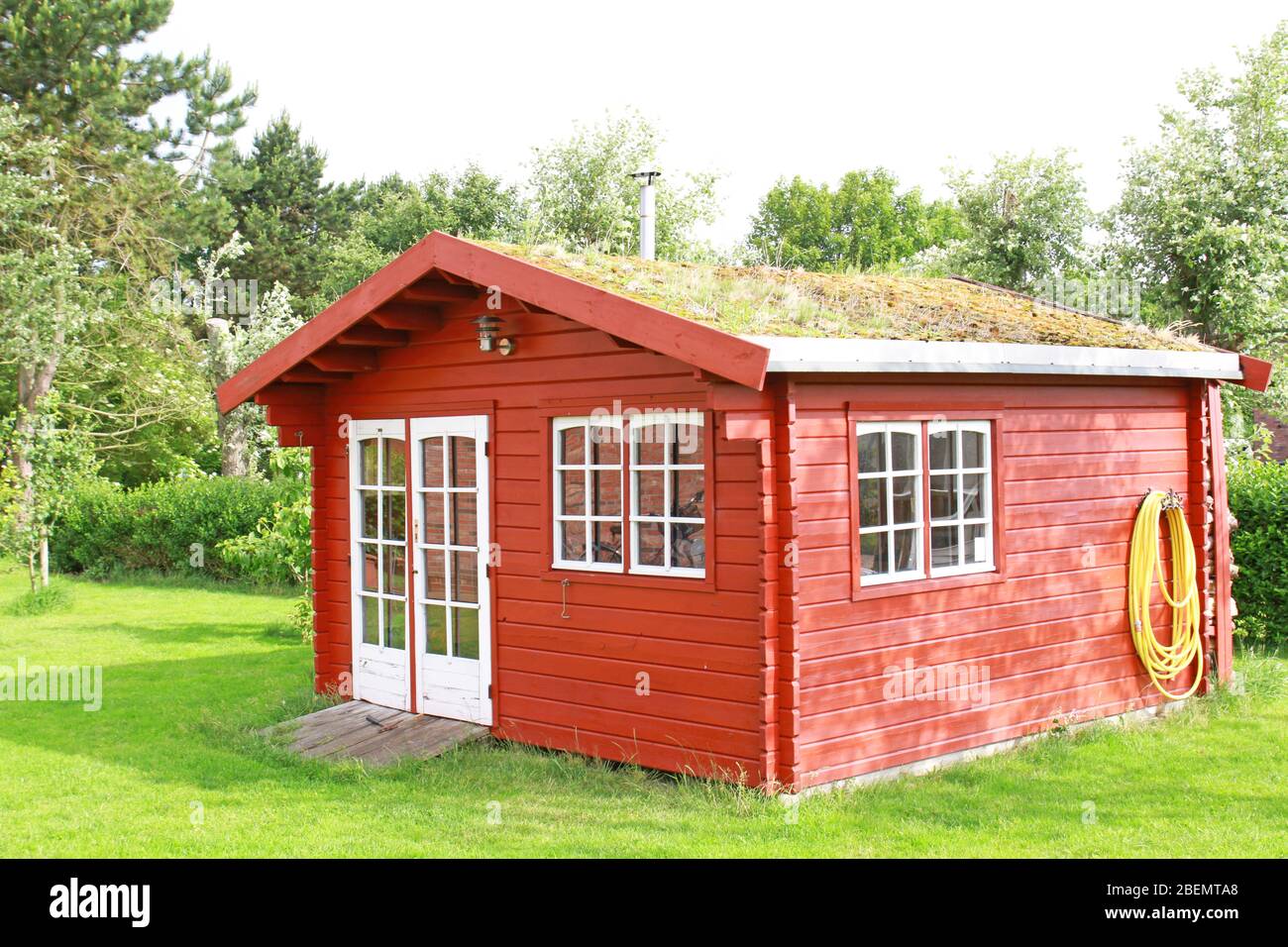 Cabane au toit rouge Banque de photographies et d’images à haute résolution - Alamy