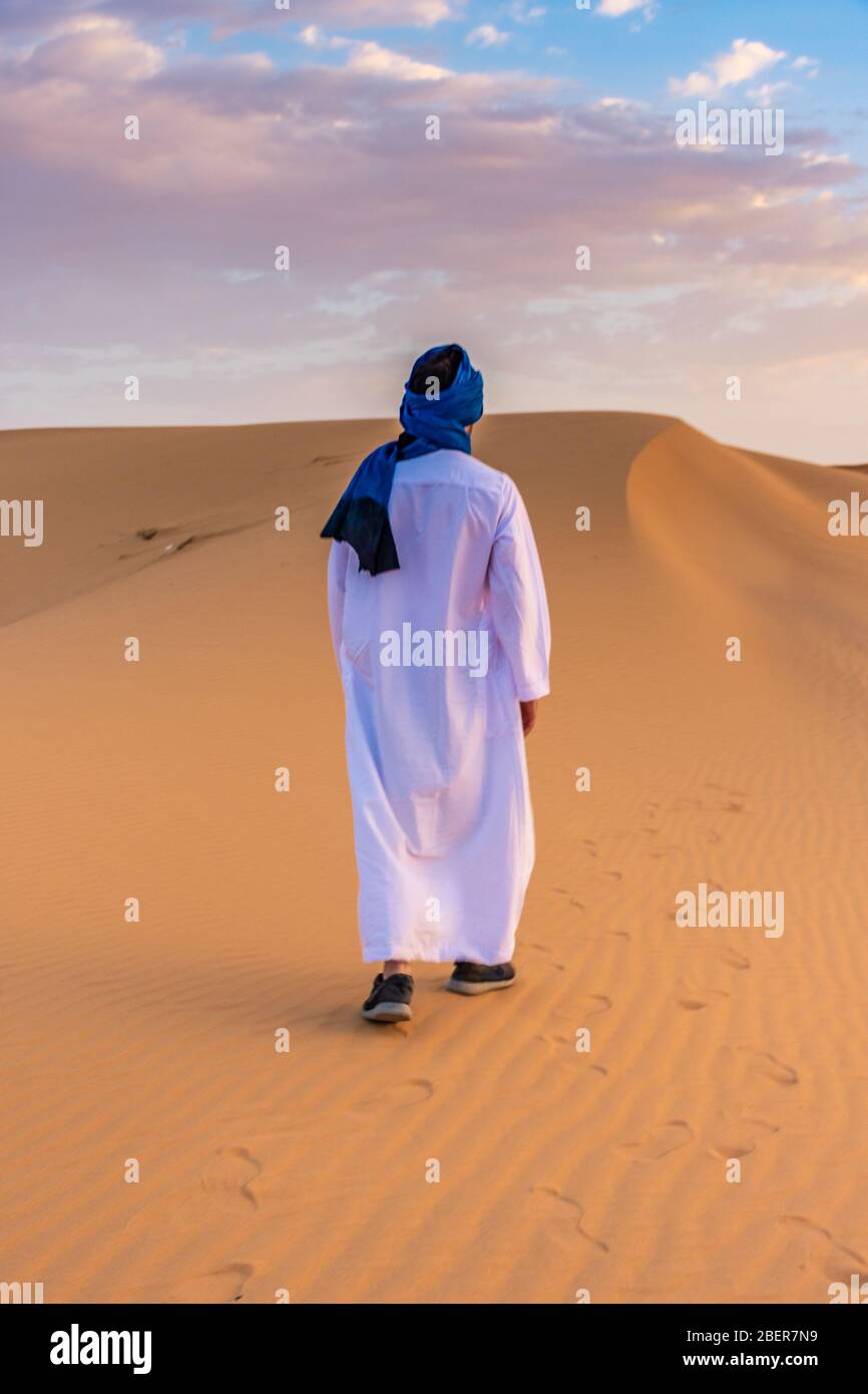 Traditionnel berbère homme portant des vêtements touareg dans le désert ...