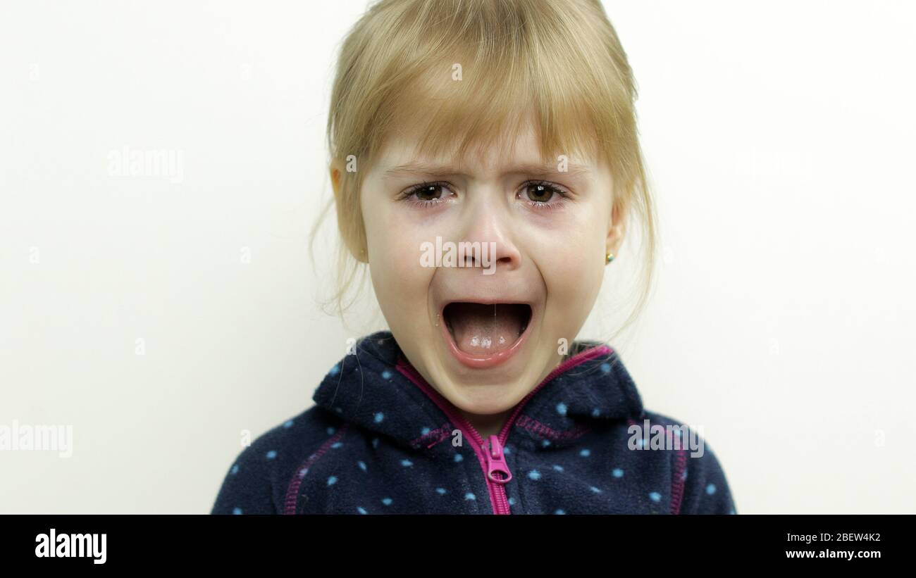 Little girl mouth wide open pleure Banque de photographies et d’images à haute résolution - Alamy