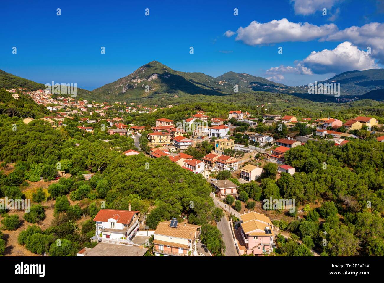 Paysage Avec Toit Rouge Banque d'image et photos - Alamy