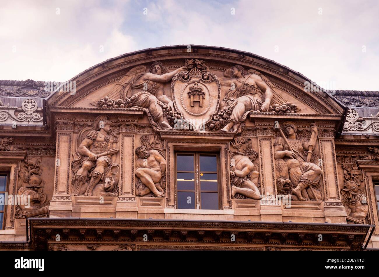 La sculpture remarquable du bas-relief de Jean Goujon sur l'aile Lescot ...