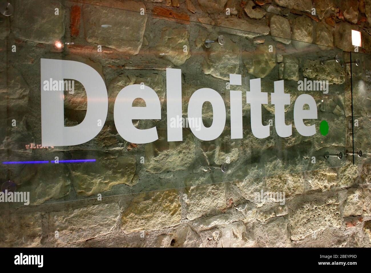 Logo das der Marke/ le logo de la marque "Deloitte", Wien, Österreich ...