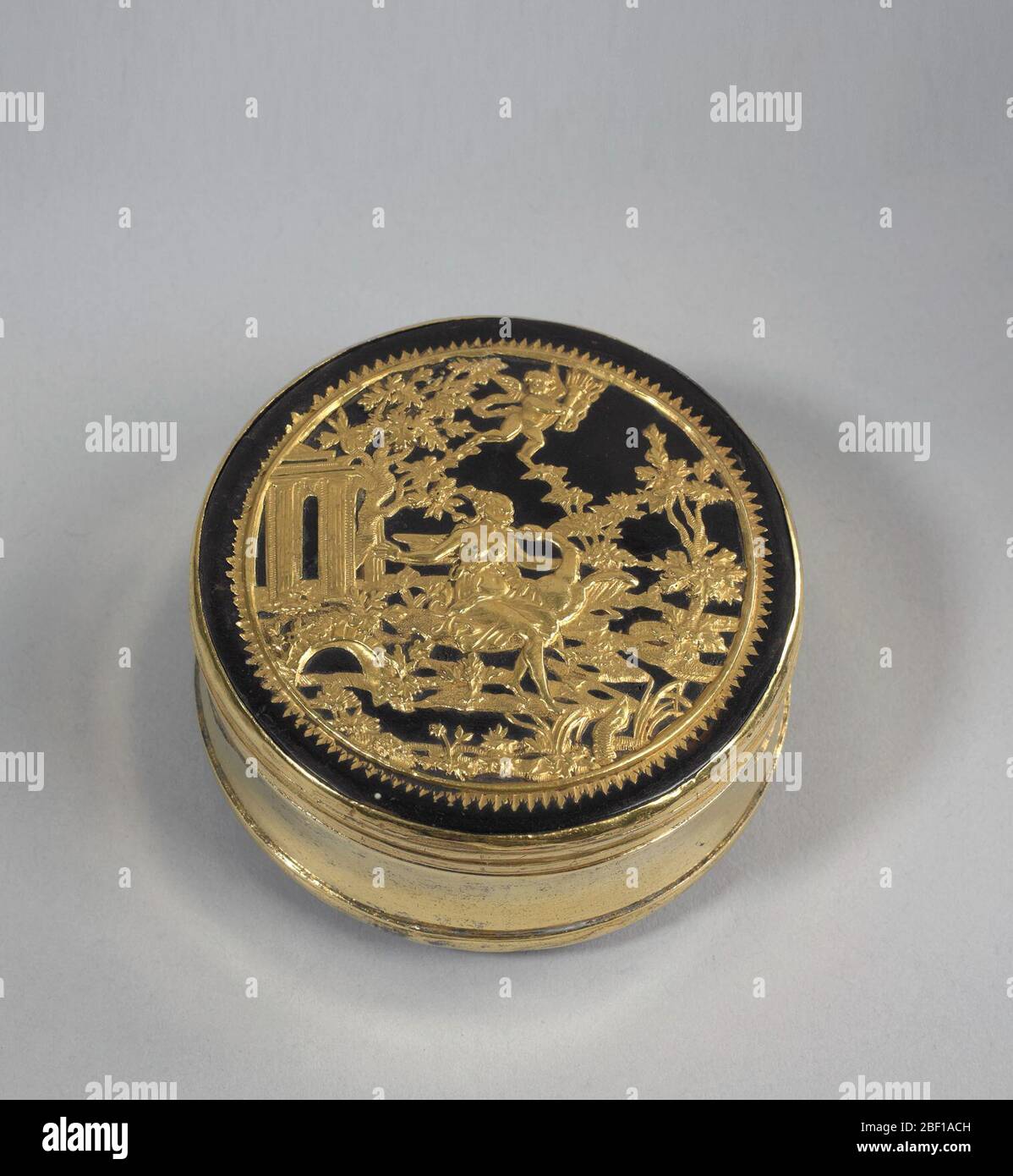 Boîte ronde en or Banque de photographies et d’images à haute ...