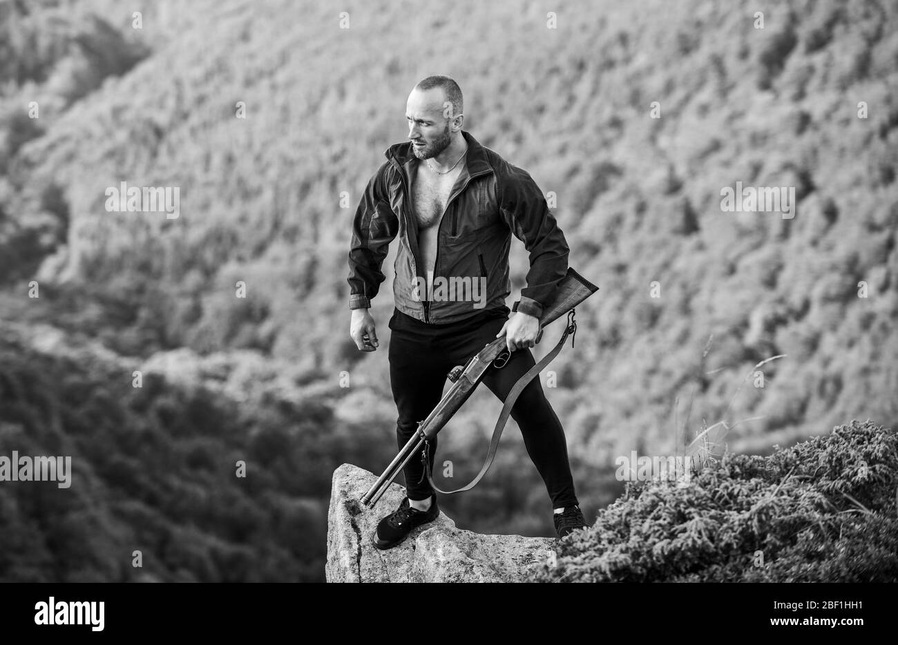 Braconnier position sur bord de la falaise. Concept de braconnage. L ...