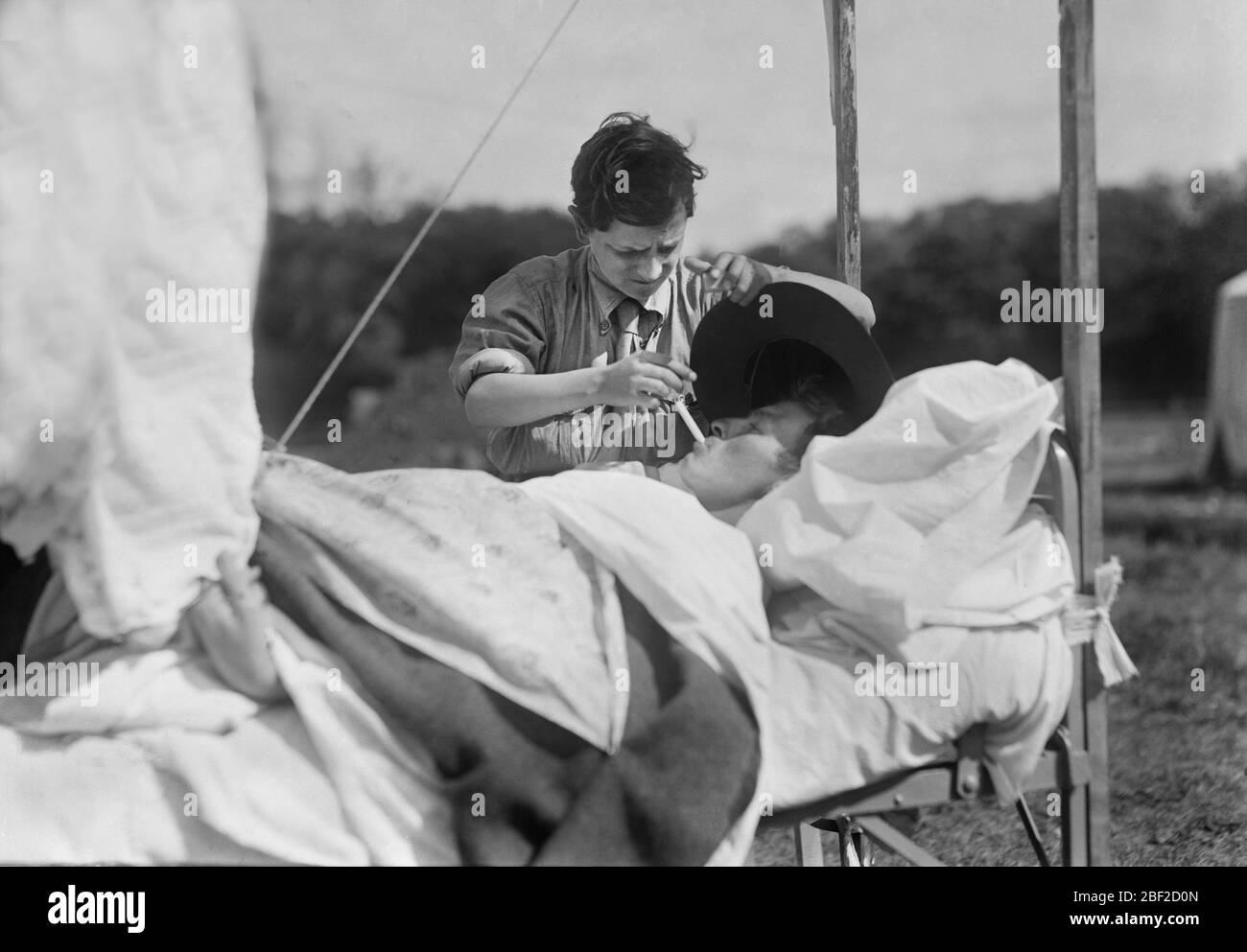 Soldier smoking cigarette Banque de photographies et d’images à haute ...