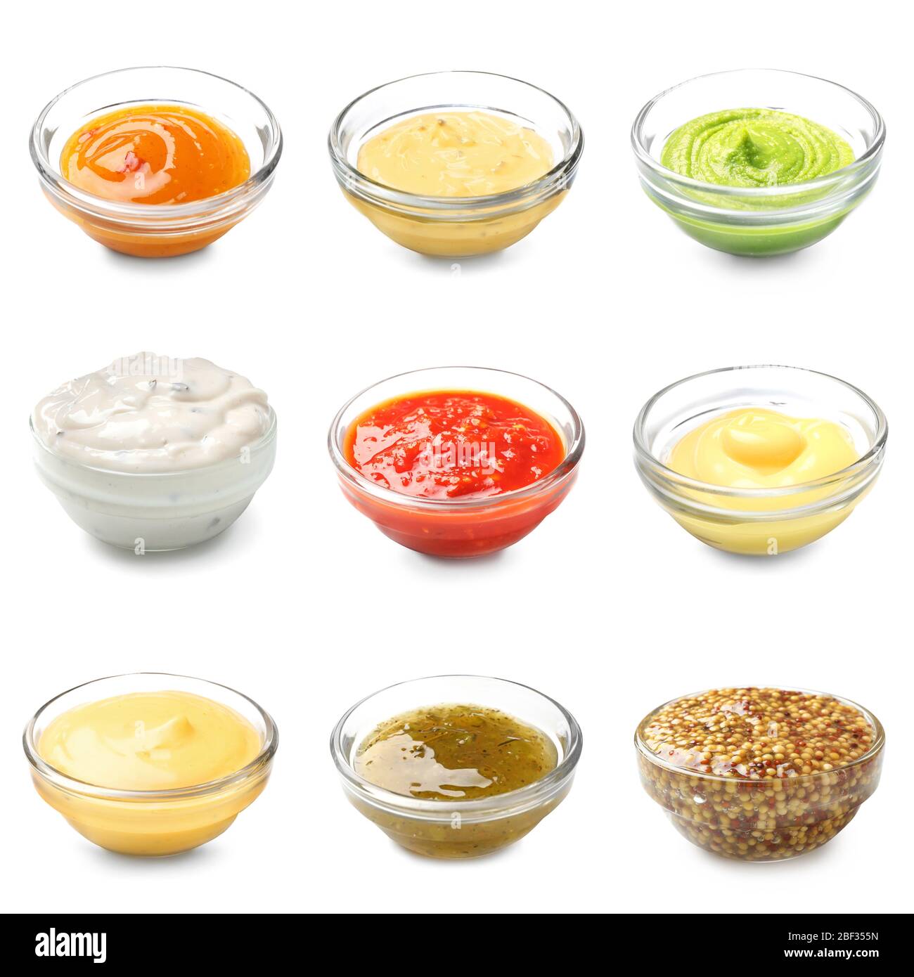 Différentes sauces savoureuses dans des bols sur fond blanc Photo Stock ...