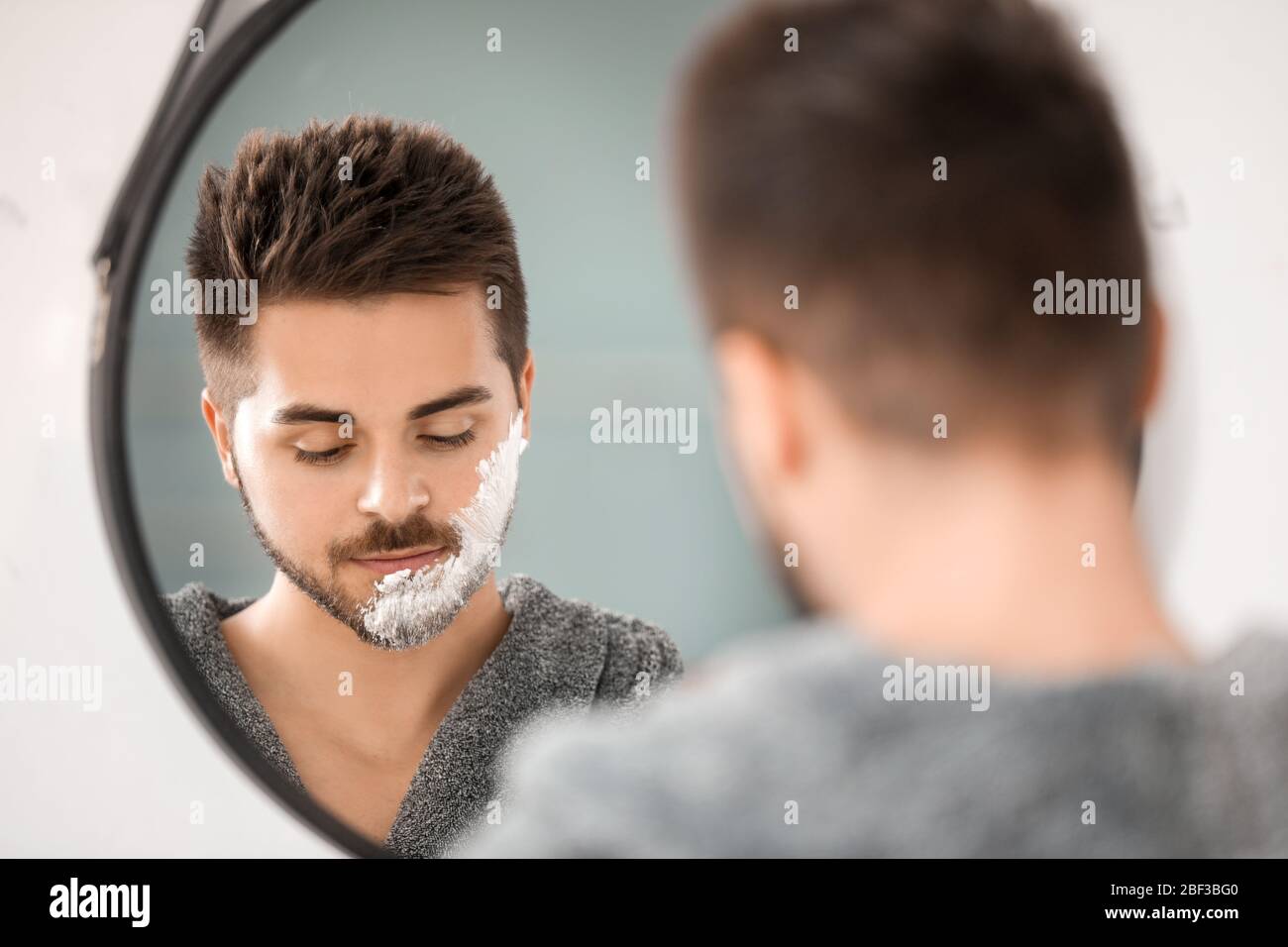 Jeune Homme Se Raser Banque d'image et photos - Alamy