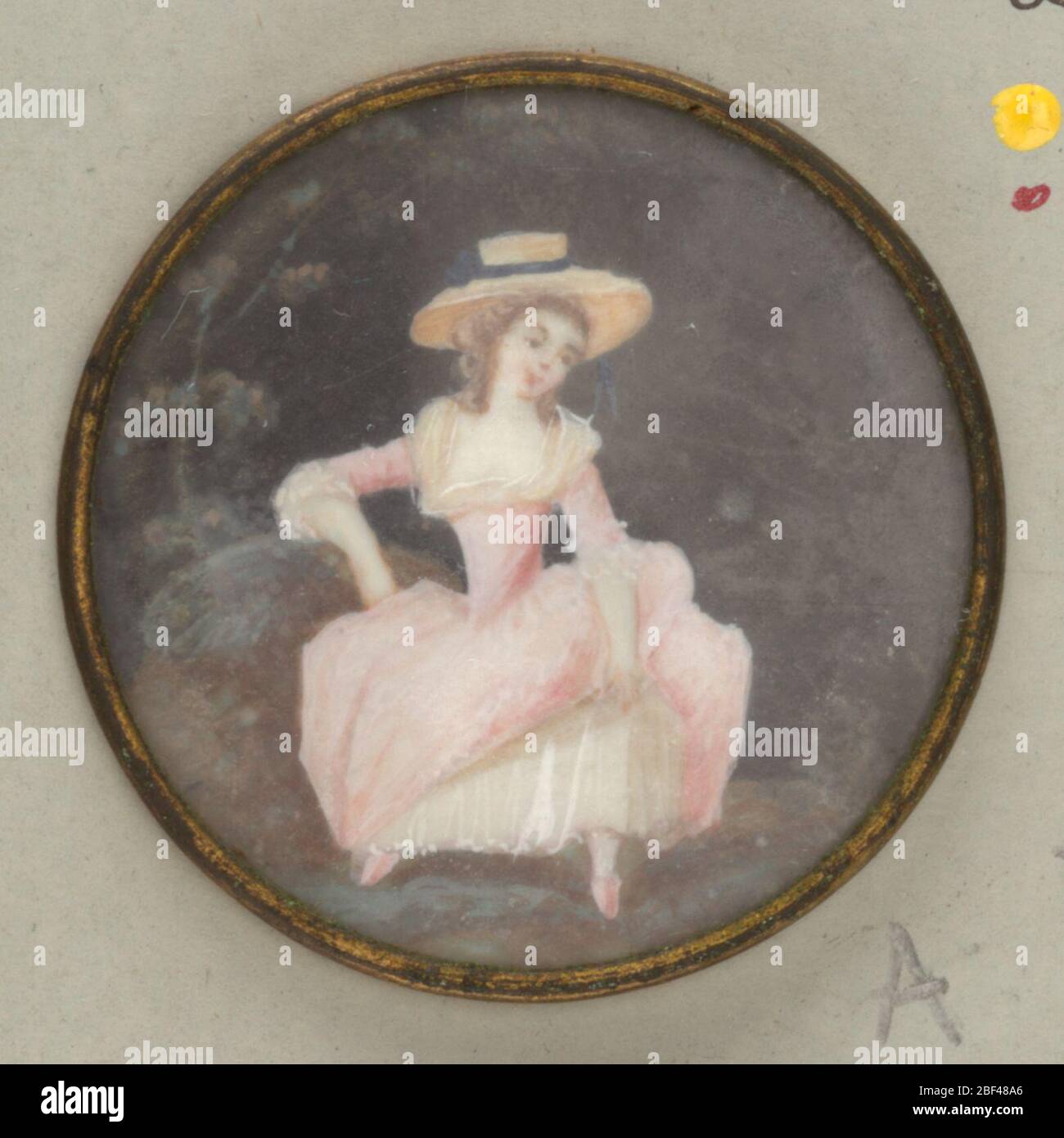 Bouton. Bouton montrant une figure féminine en costume de la fin du ...