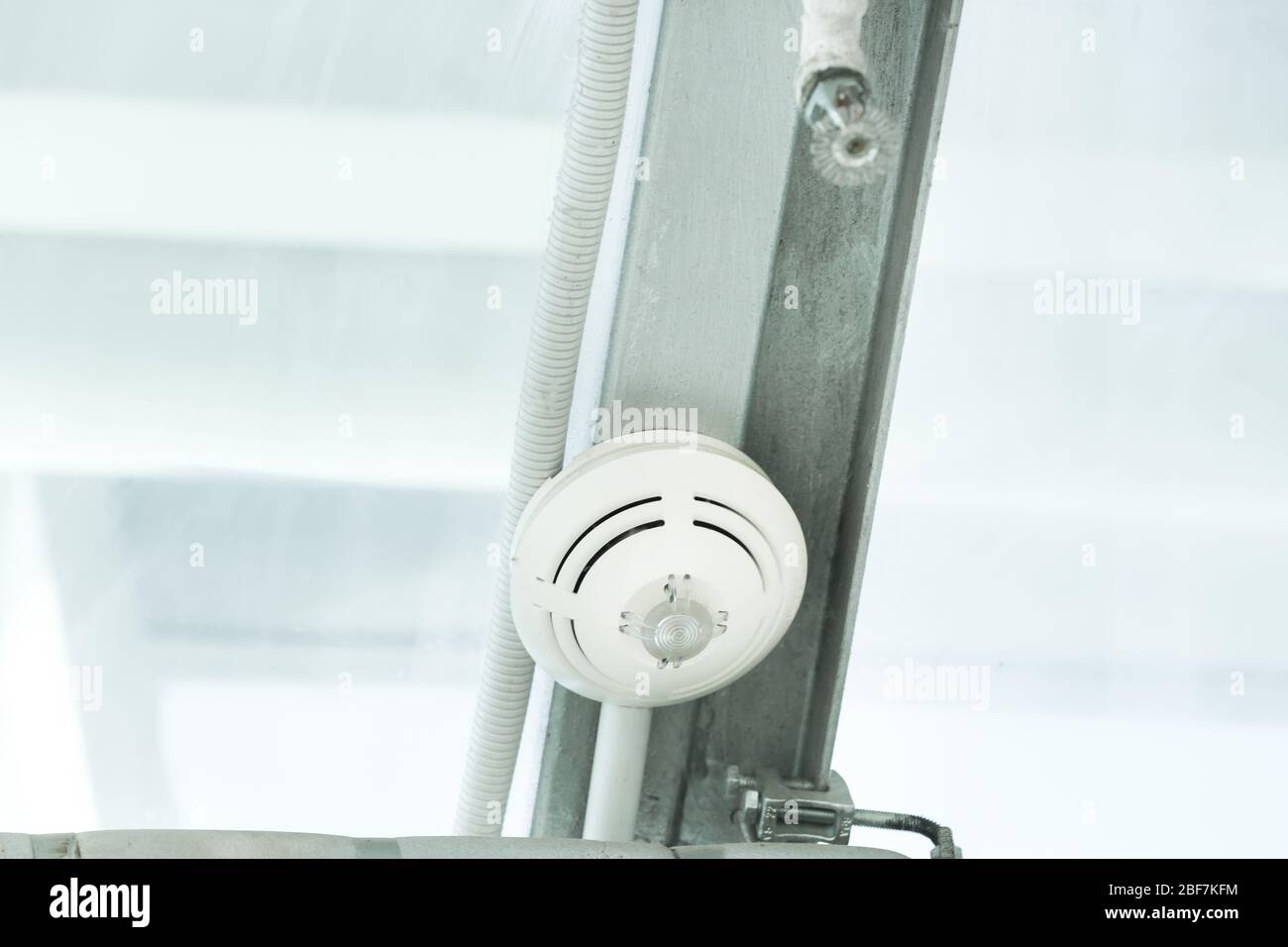 Détecteur de fumée moderne avec système d'extinction d'incendie au ...