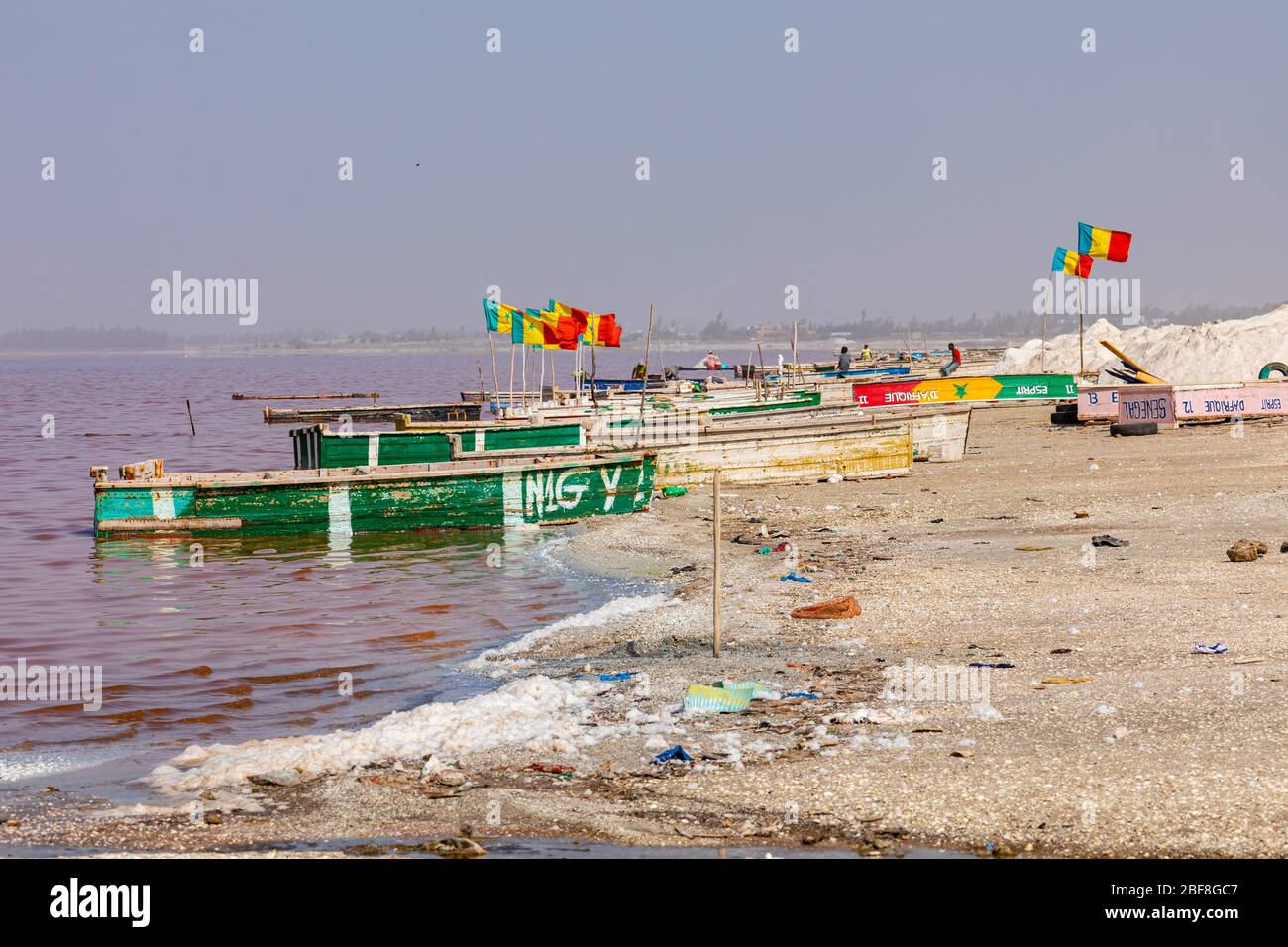 LAC ROSE, SÉNÉGAL - 13 NOVEMBRE 2019 : bateaux au lac Rose ou au lac ...