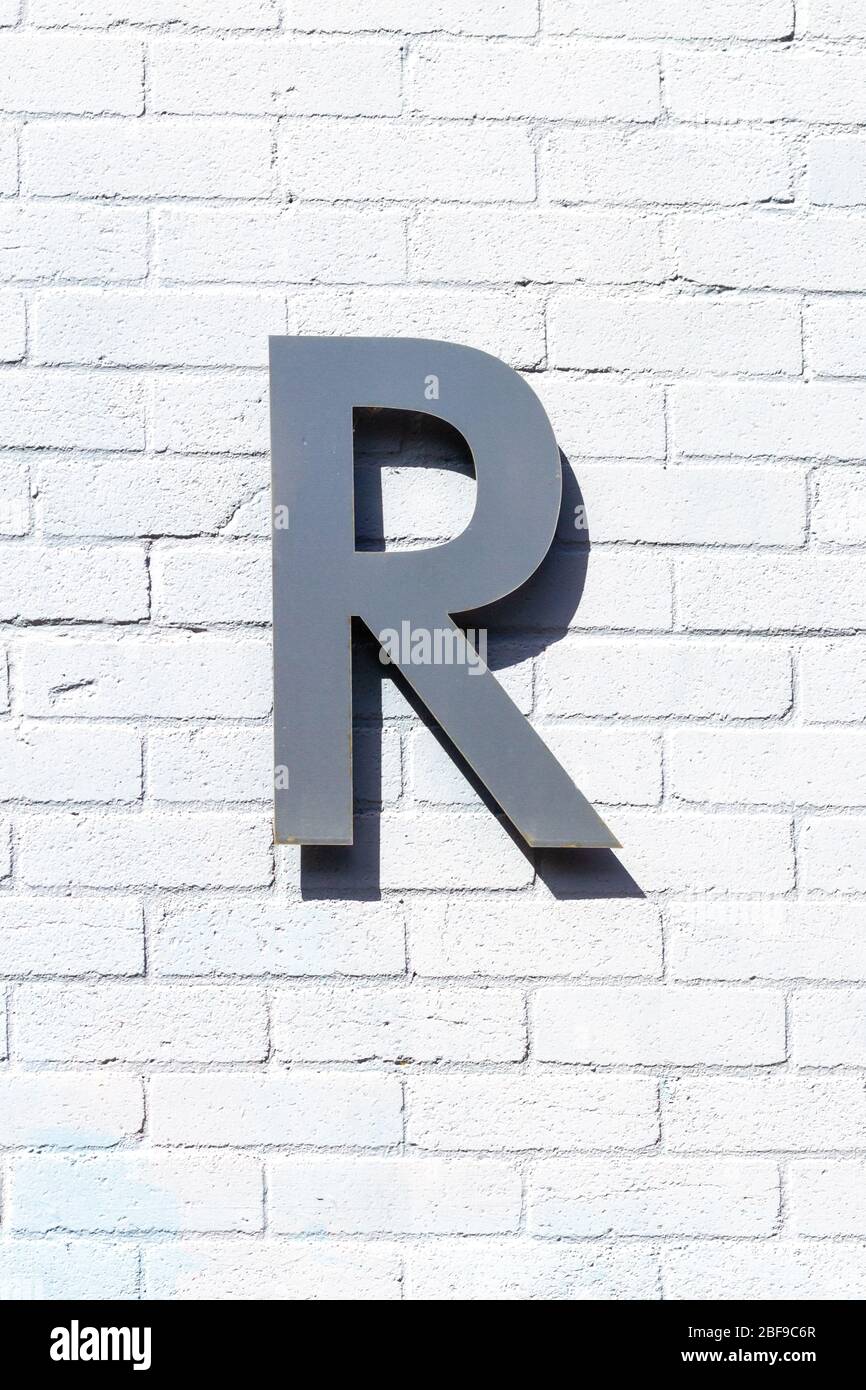 La lettre R comme lettre majuscule sur un mur de briques blanches Photo ...