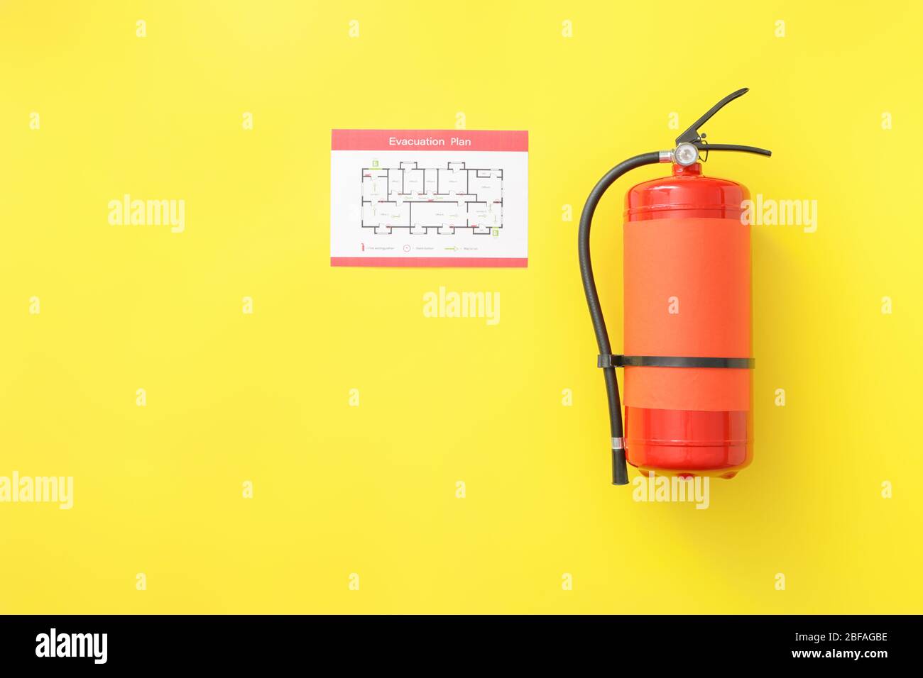 Extincteur et plan d'évacuation sur fond couleur Photo Stock - Alamy
