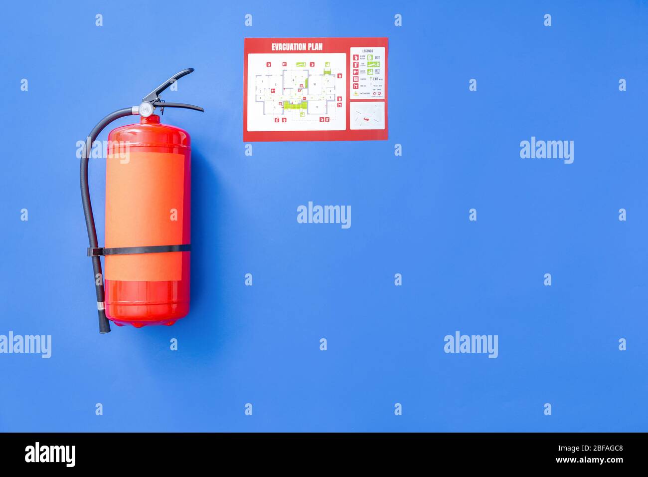 Extincteur et plan d'évacuation sur fond couleur Photo Stock - Alamy