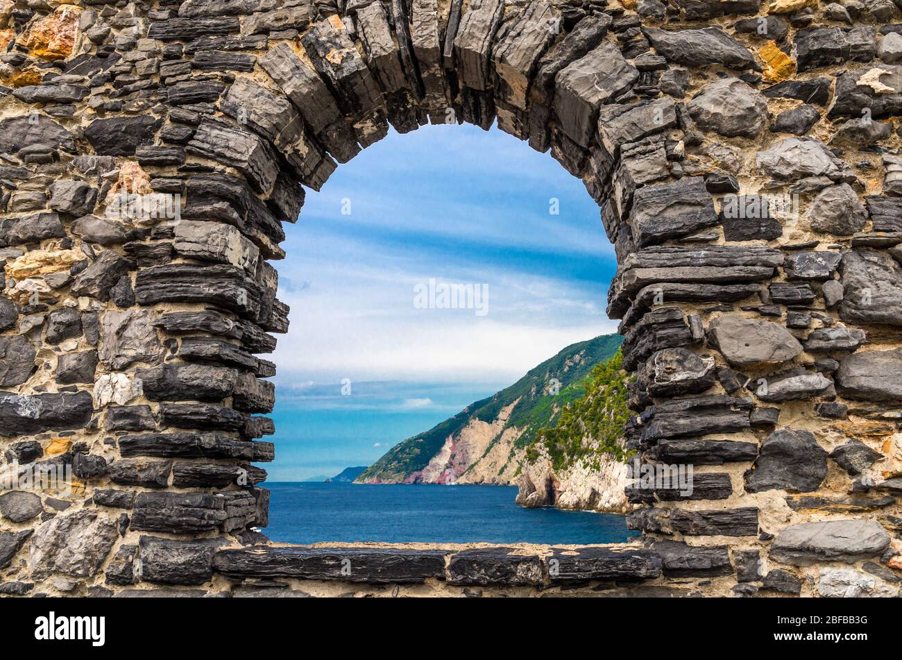 Grotte de Lord Byron avec eau bleue et côte avec falaise de roche par ...