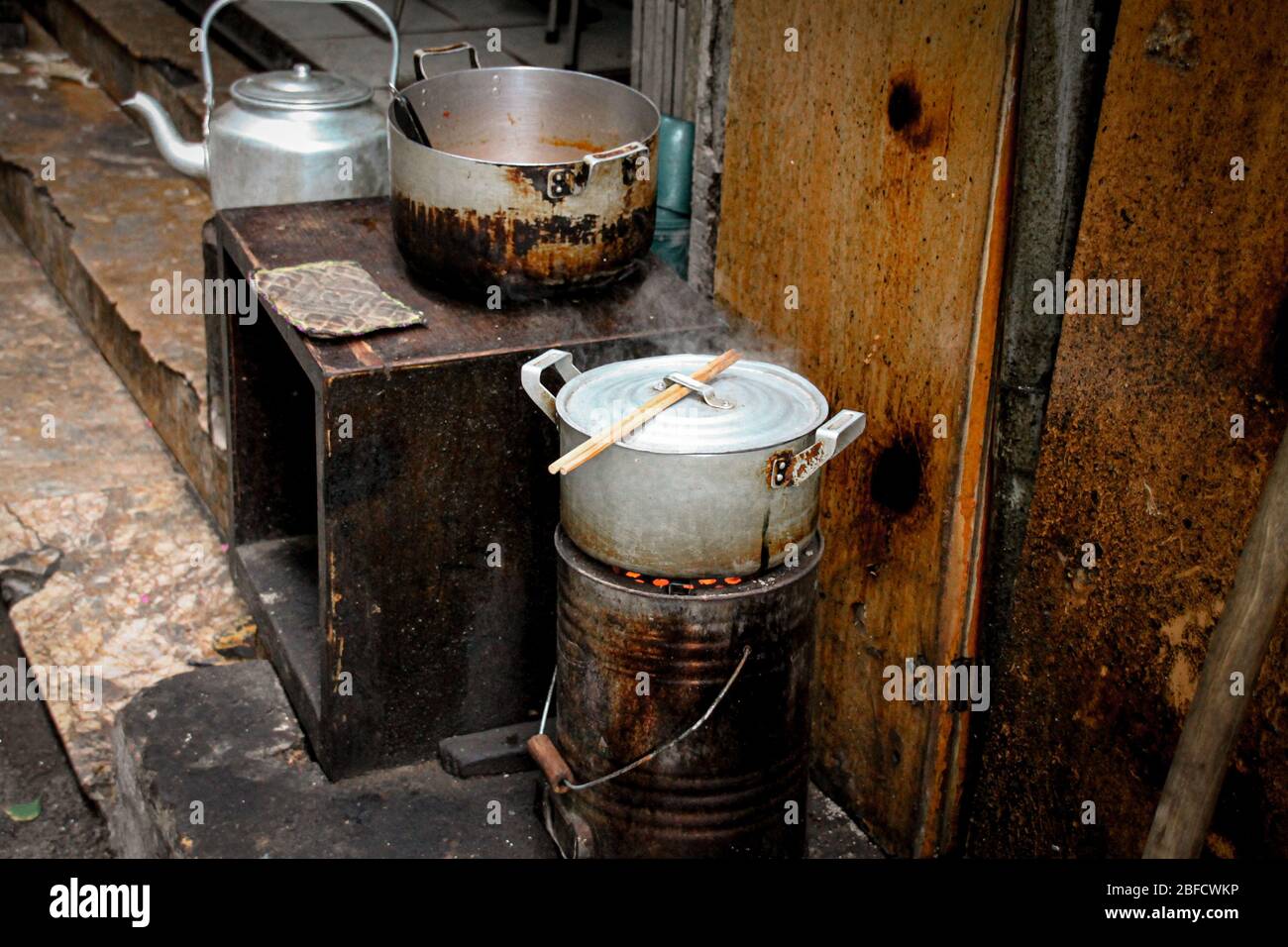 La cuisson des aliments dans la rue avec des pots traditionnels Banque ...
