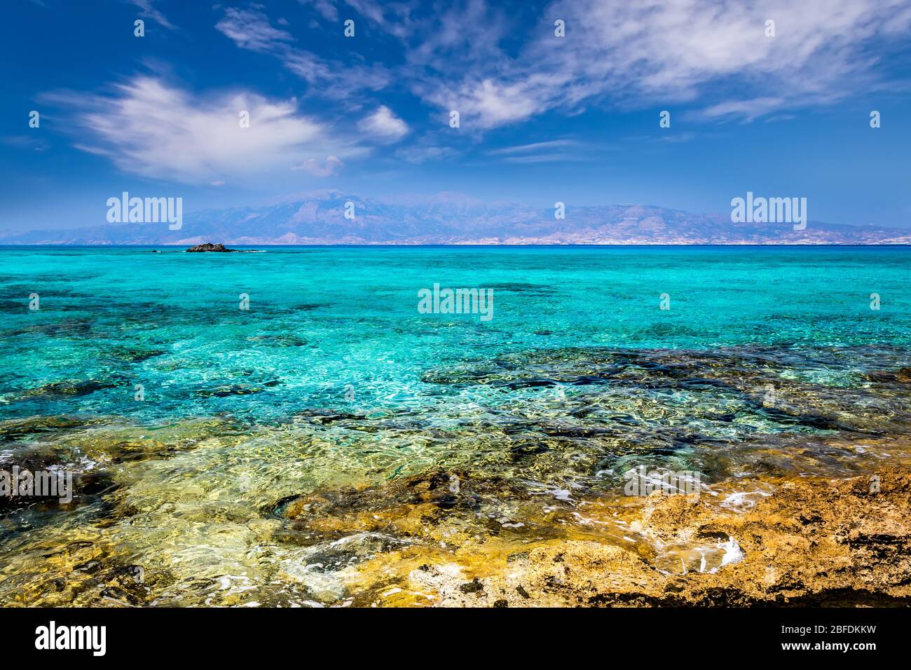 La côte de l'île de Chrissy lors d'une journée d'été ensoleillée avec ...