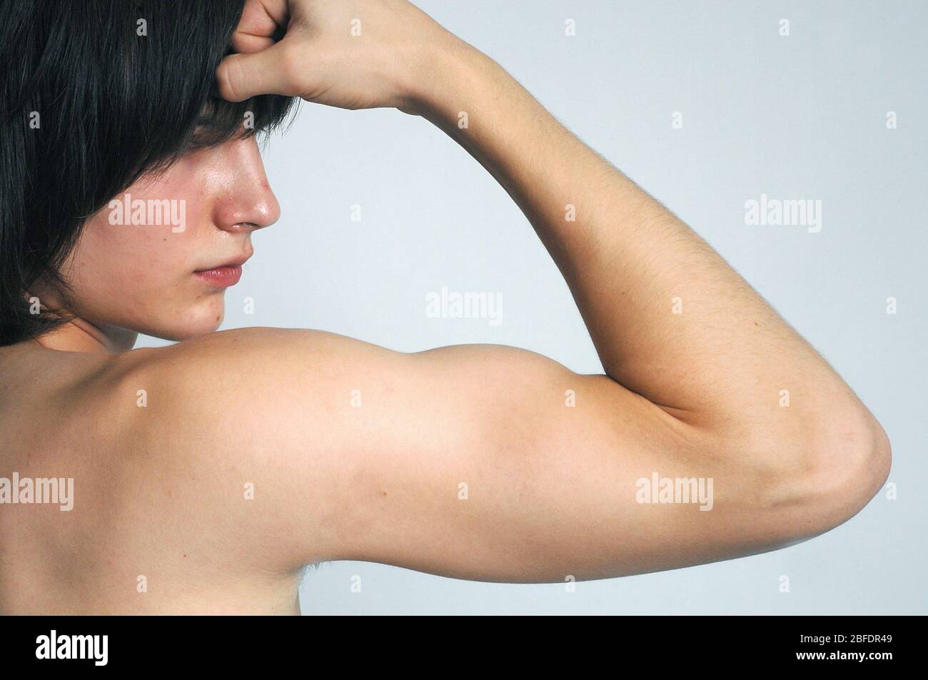 Boy flex biceps Banque de photographies et d’images à haute résolution ...