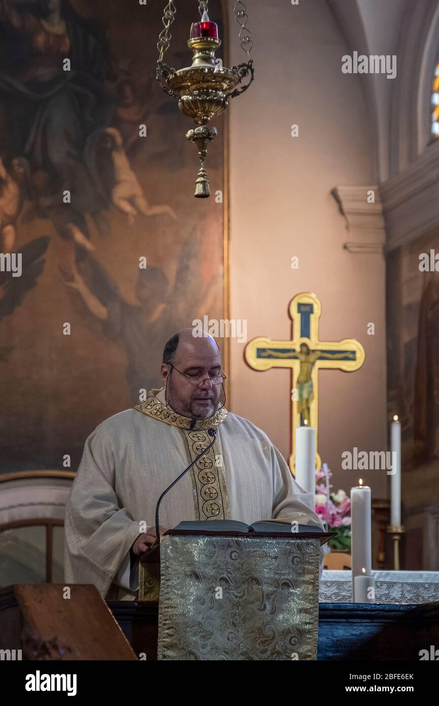 VENISE, ITALIE - 12 AVRIL Messe de Pâques avec l'église sans peuple à ...