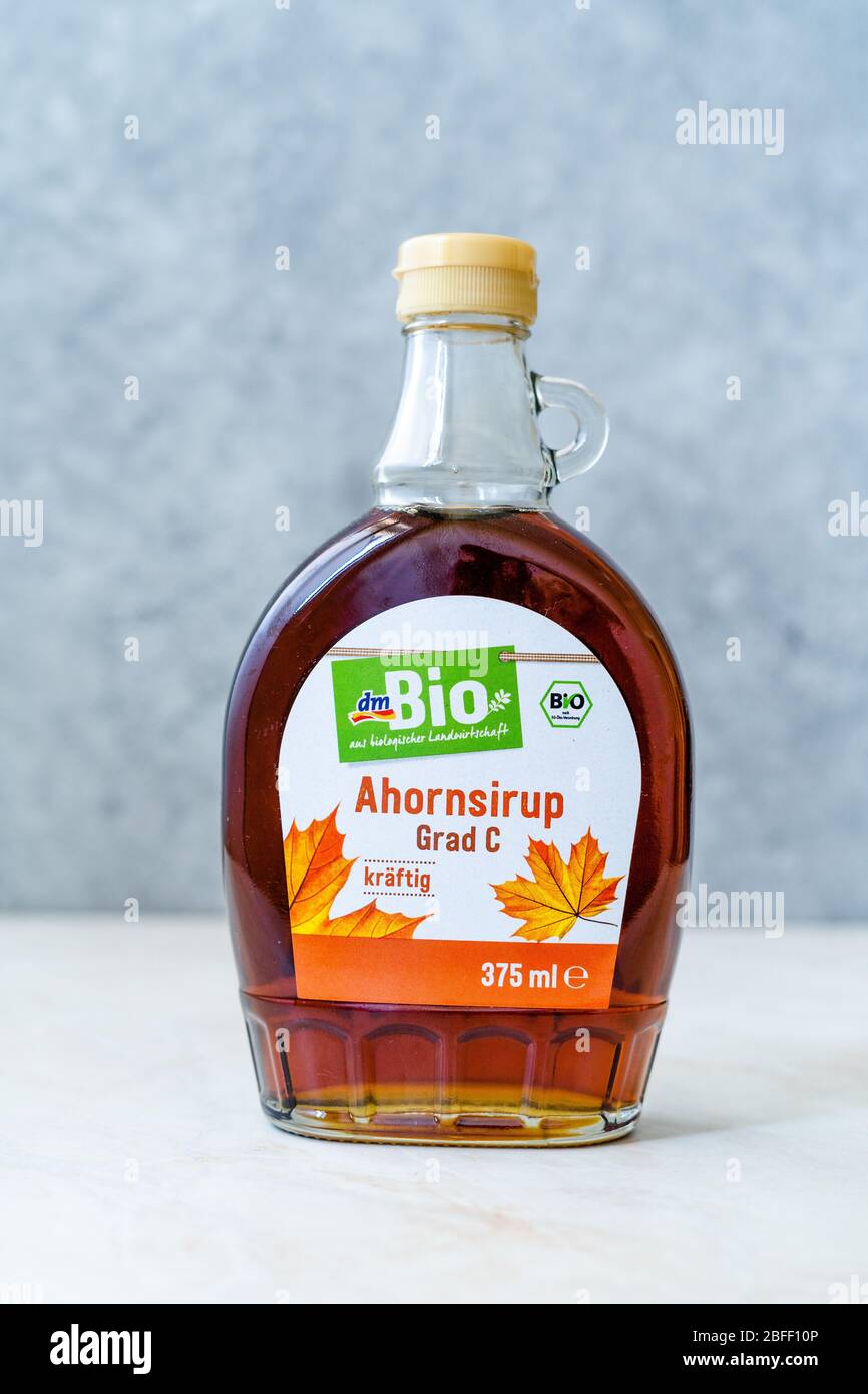 Istanbul, Turquie - 23 février 2018 : vente du sirop d'érable DM Bio ...