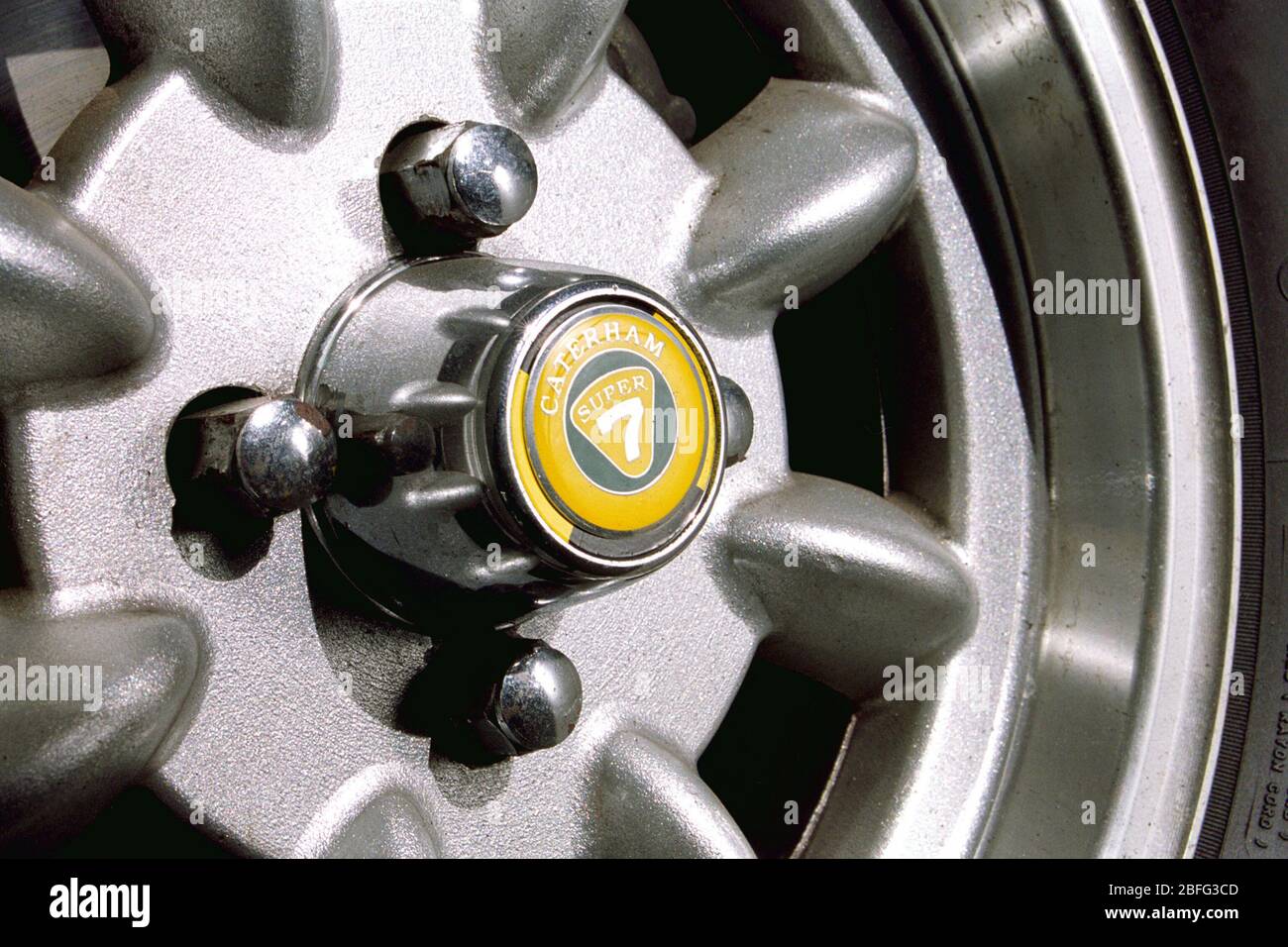Close-up d'un moyeu de roue de voiture Caterham Photo Stock - Alamy