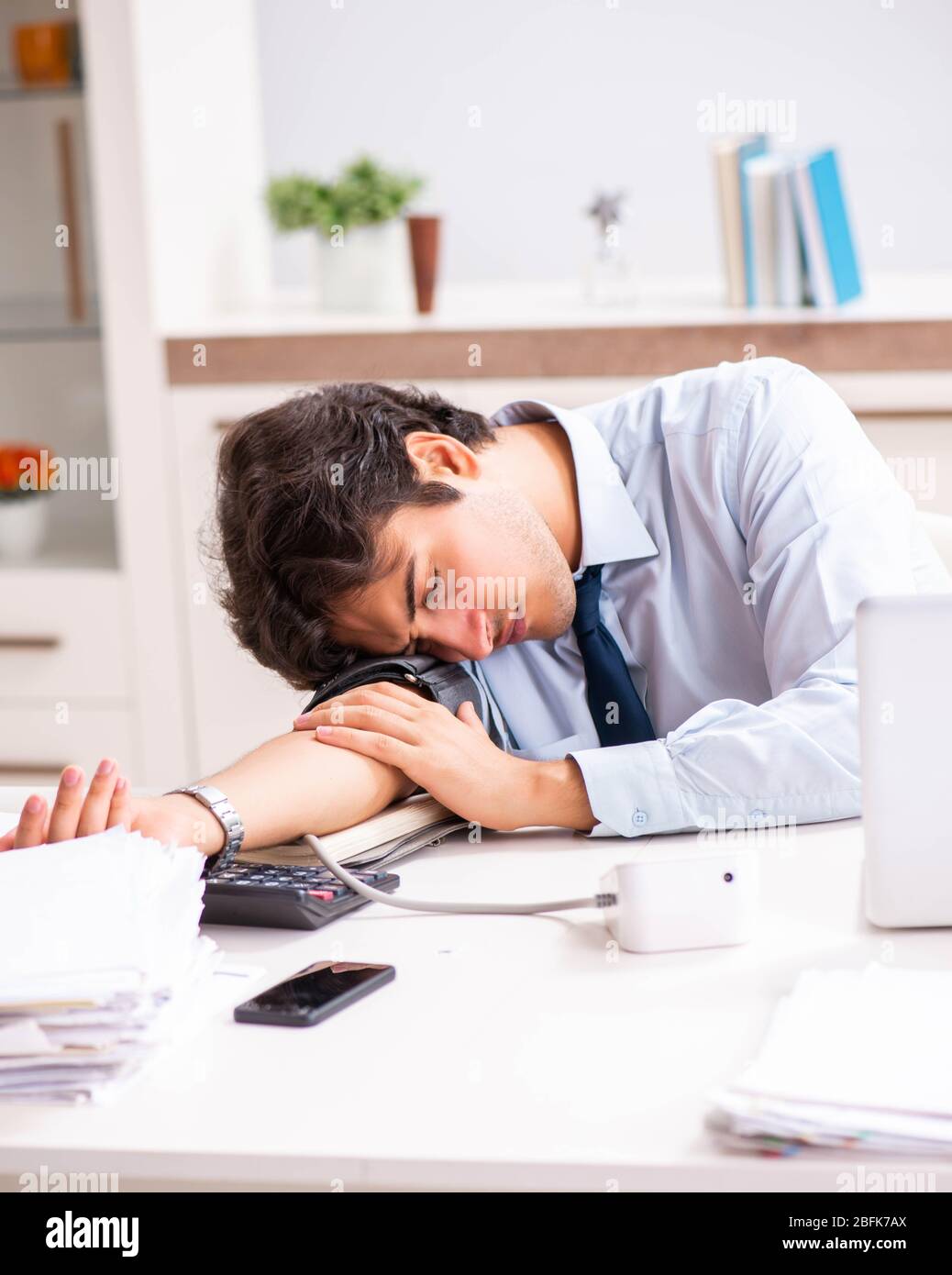 L'homme sous l'effort de mesurer sa pression artérielle Photo Stock - Alamy