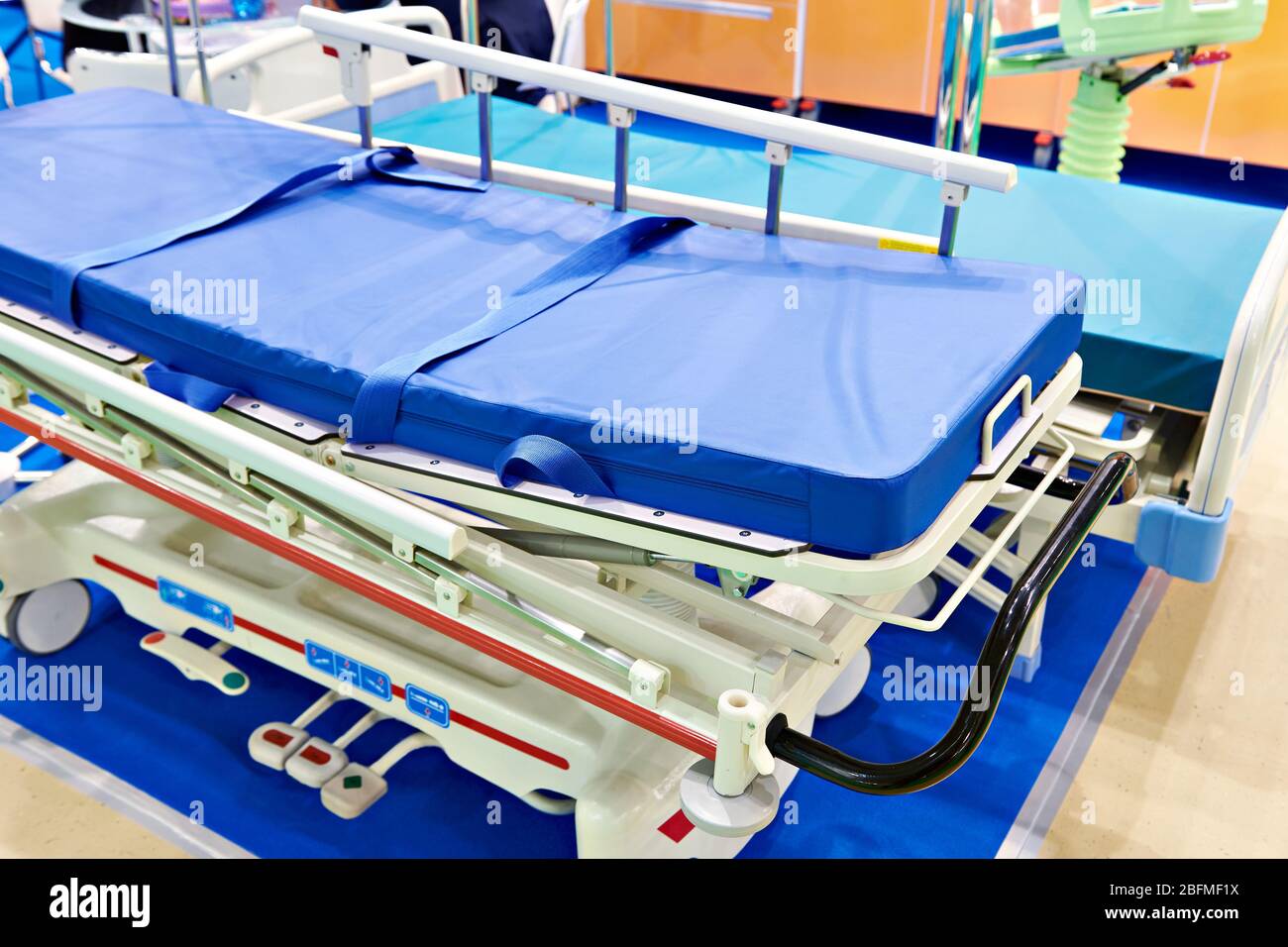 Lit hospitalier moderne avec réglage de l'inclinaison Photo Stock - Alamy