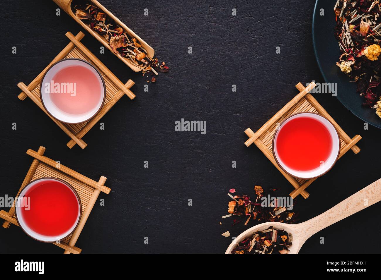 Un ensemble de thé aux fruits rouges naturels aromatiques dans des bols ...