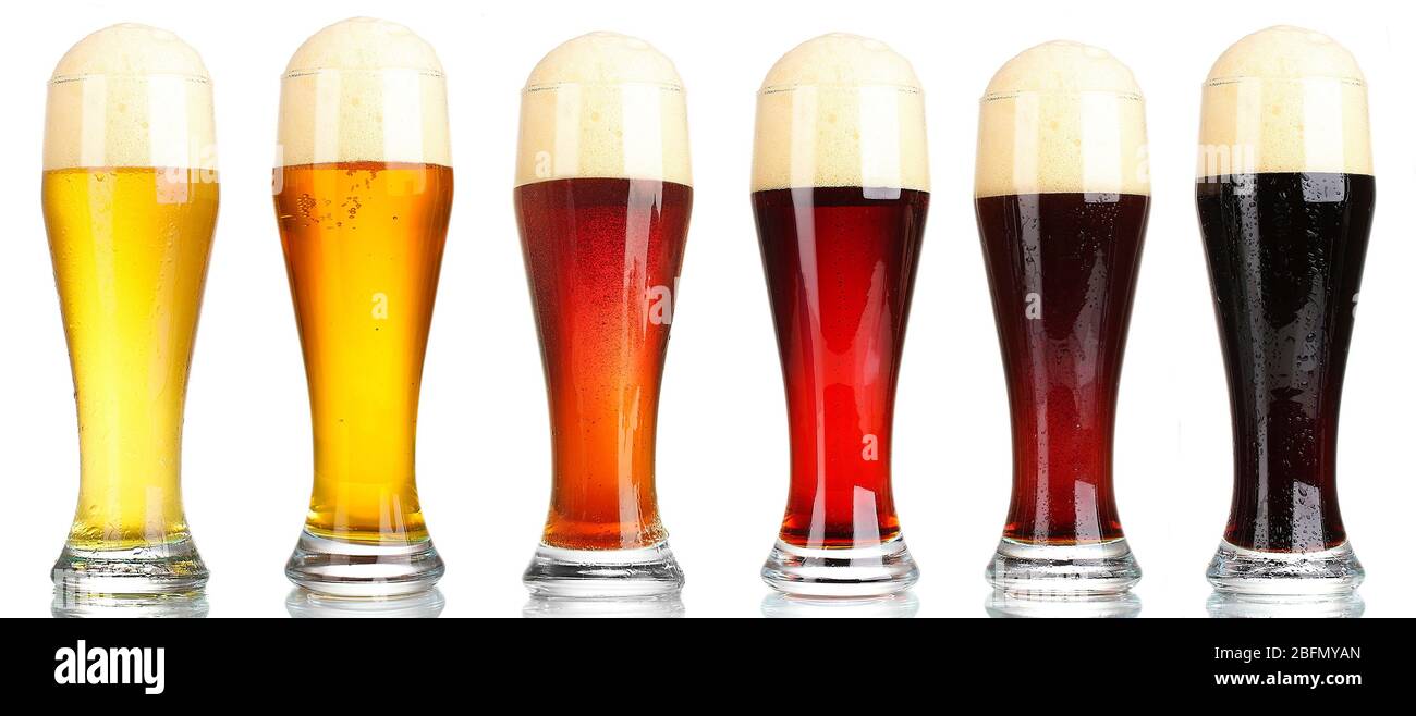 Différents types de bière dans les verres, isolés sur blanc Photo Stock ...