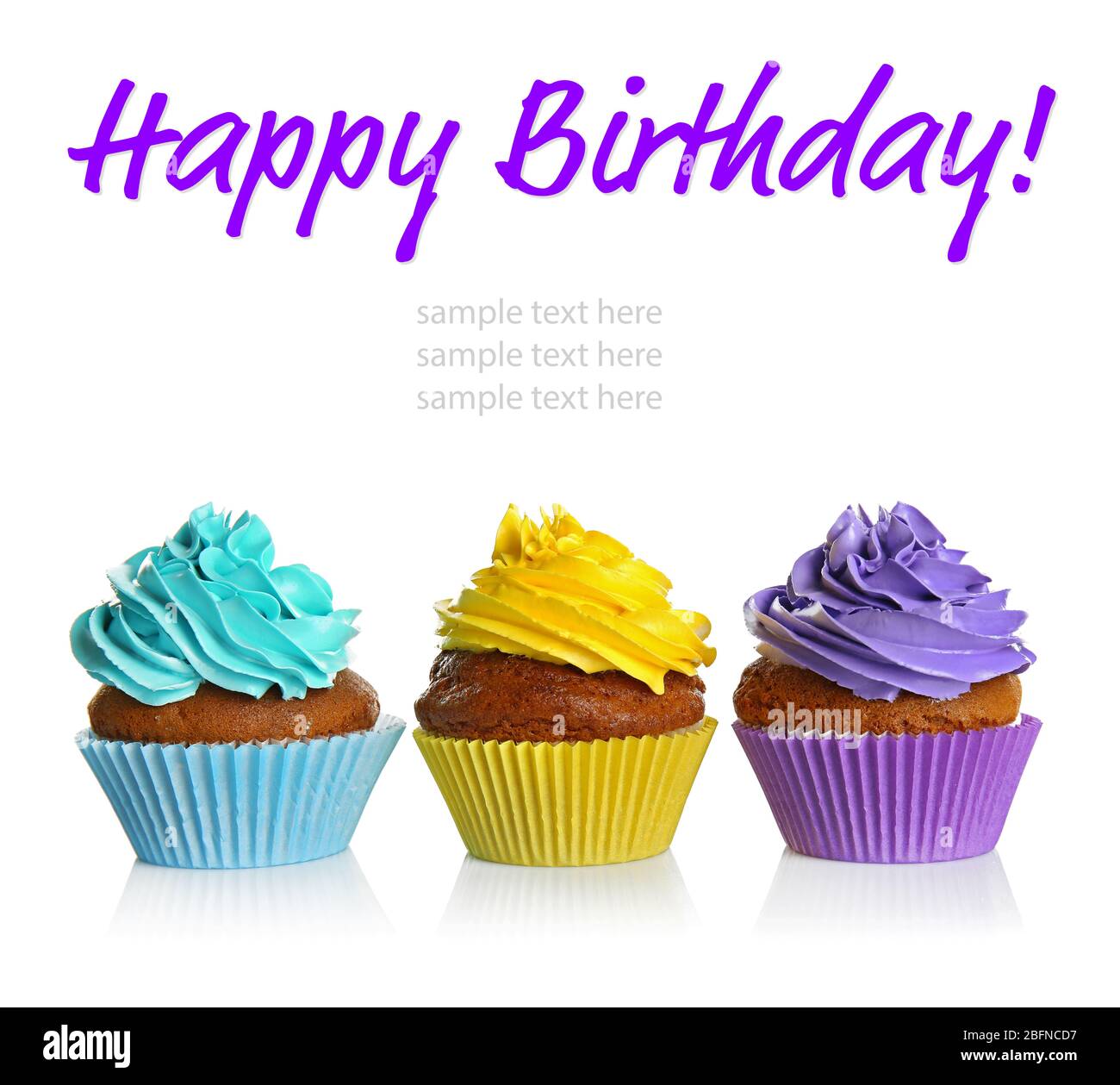 Cupcakes et texte JOYEUX ANNIVERSAIRE sur fond blanc Photo Stock - Alamy