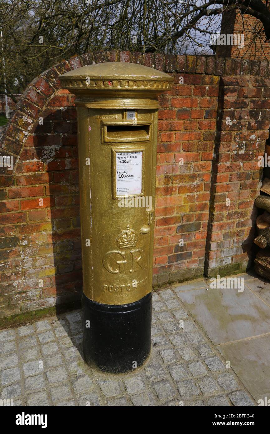 Gold post box Banque de photographies et d’images à haute résolution ...