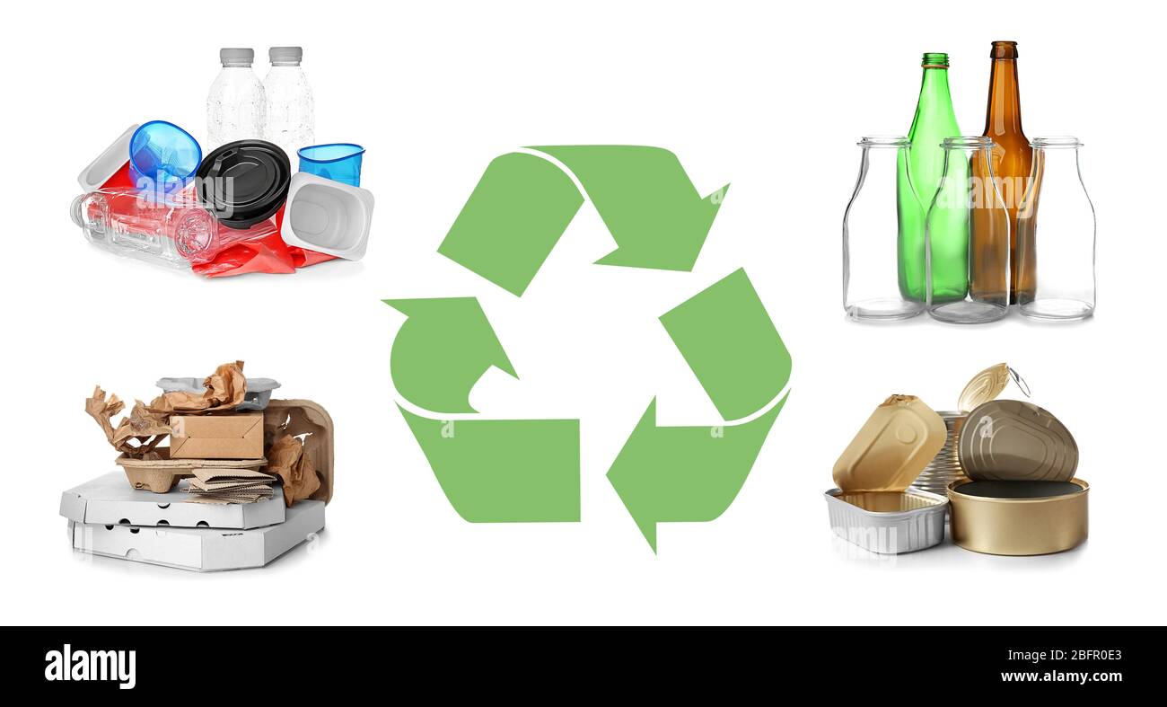Différents types de déchets et de panneaux de recyclage sur fond blanc ...