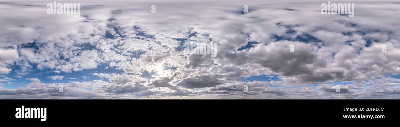 Panorama hdri transparent vue d'angle à 360 degrés ciel bleu avec de beaux nuages de cumulus ...