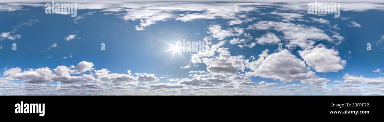 Panorama hdri transparent vue d'angle à 360 degrés ciel bleu avec de beaux nuages de cumulus ...