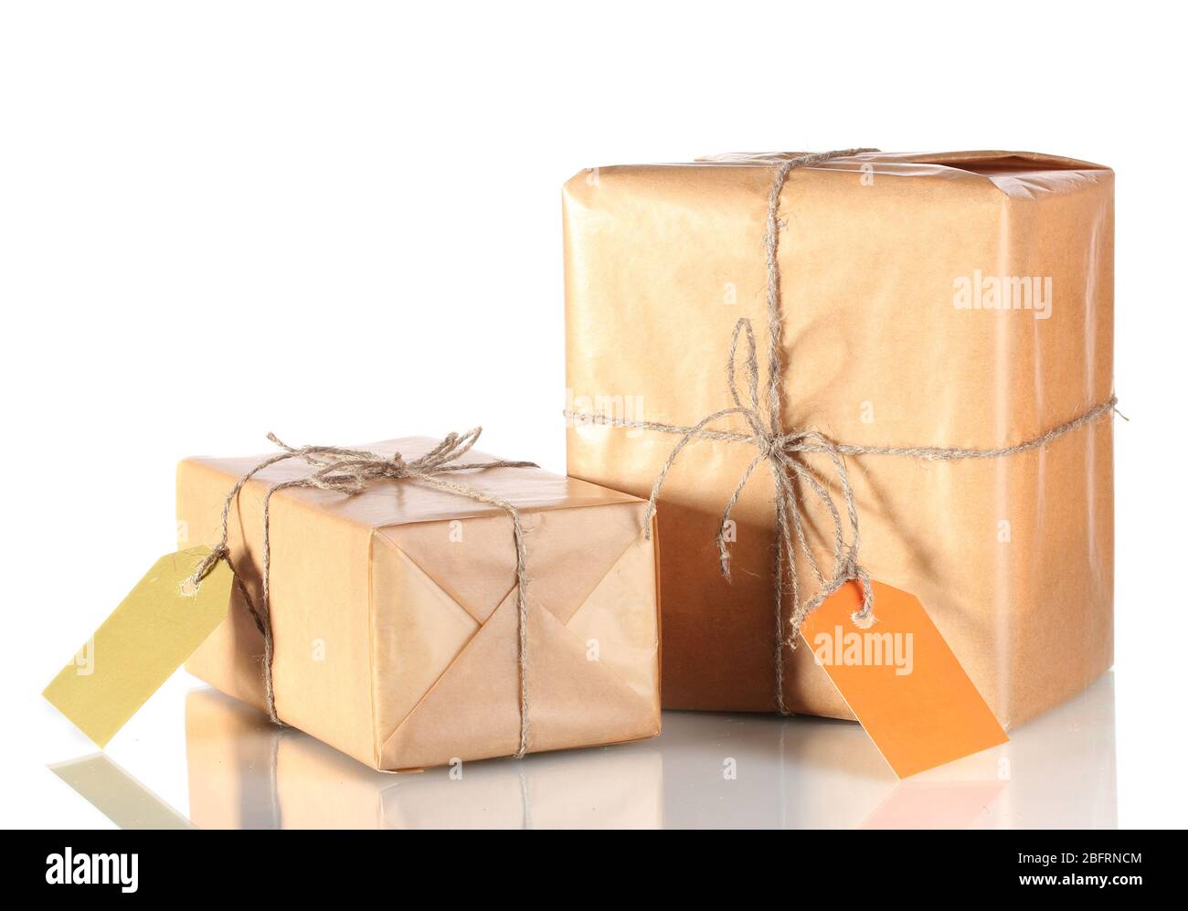 Deux colis enveloppés dans du papier marron attaché avec de la ficelle ...