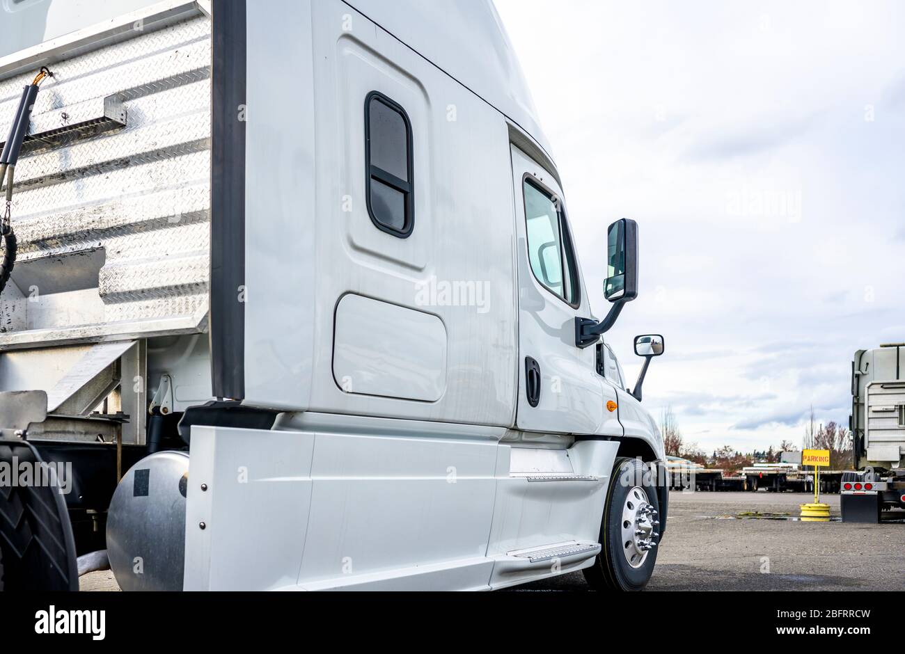 Grand camion blanc de capot diesel industriel semi-camion avec cabine ...