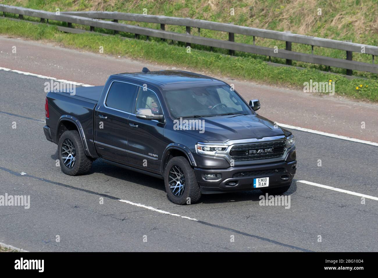 2019 Dodge RAM américaine noire ; véhicules mobiles pour la circulation ...