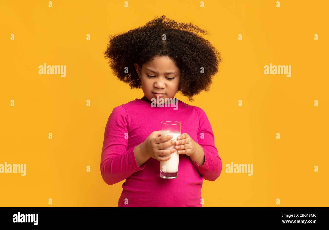 Petite fille grincheuse Banque de photographies et d’images à haute ...