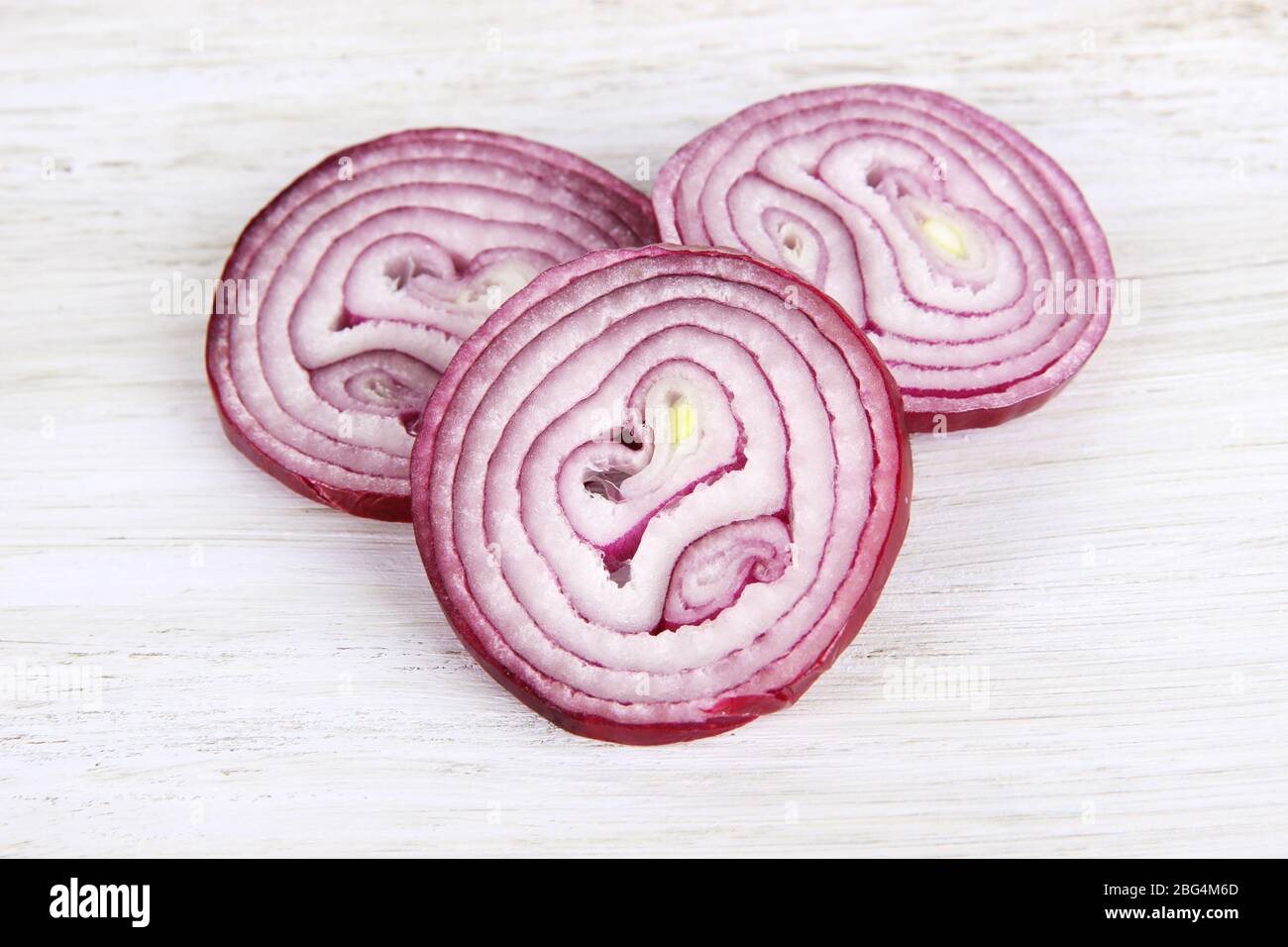 Oignon violet sur le tableau de découpe isolé sur blanc Photo Stock - Alamy