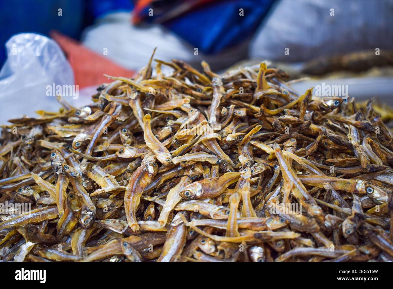 Tas de poissons secs empilés ensemble pour vendre dans le marché de ...