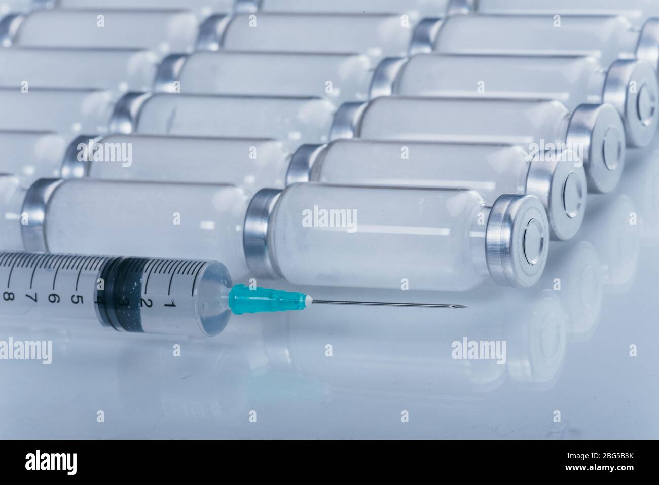Médecine, injection, vaccin et seringue jetable, concept de médicament ...