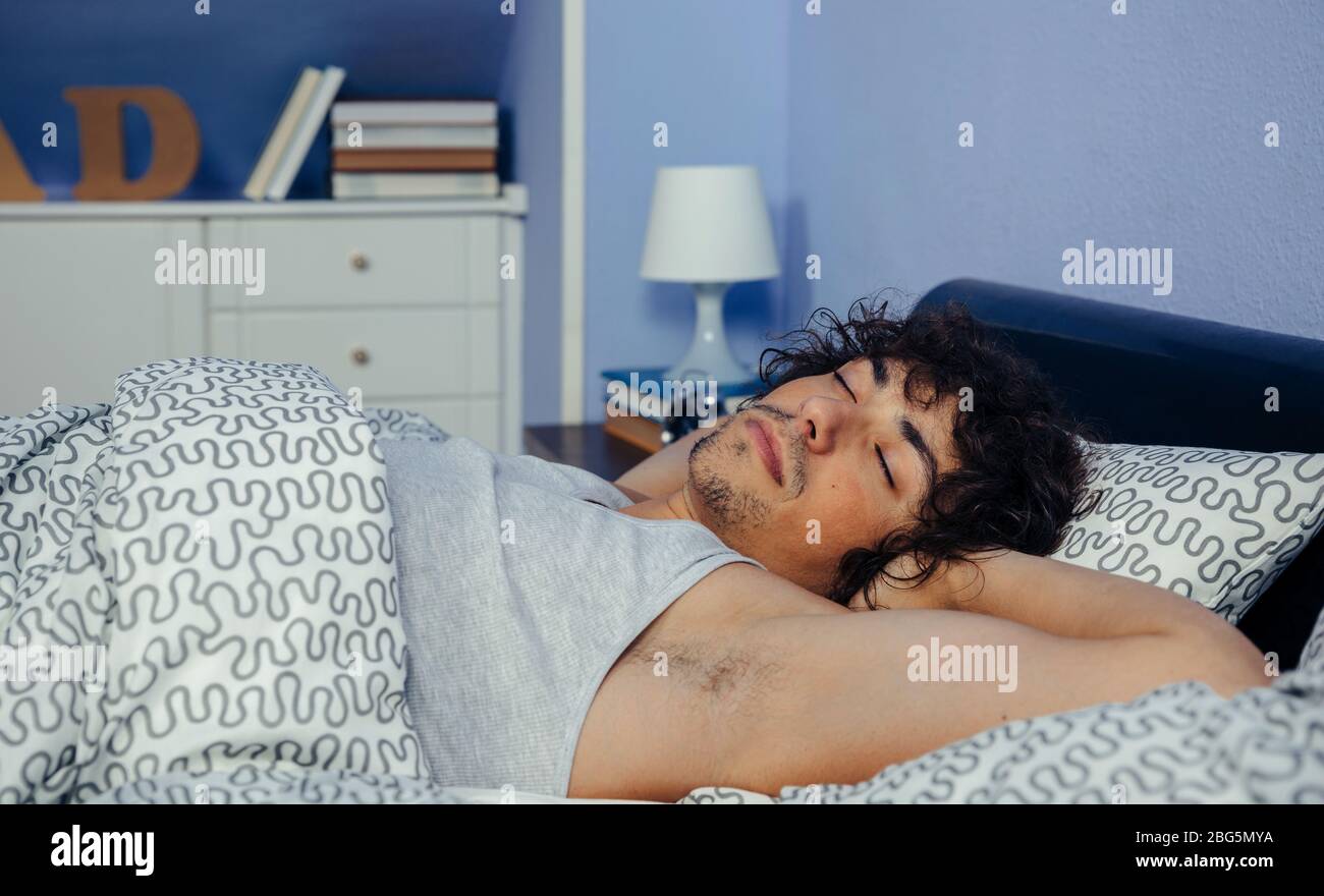 Man sleeping bed Banque de photographies et d’images à haute résolution ...
