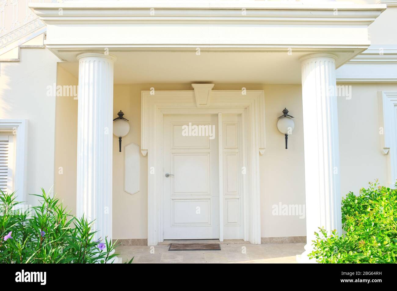 Maison de brique de colonnes blanches Banque de photographies et d ...