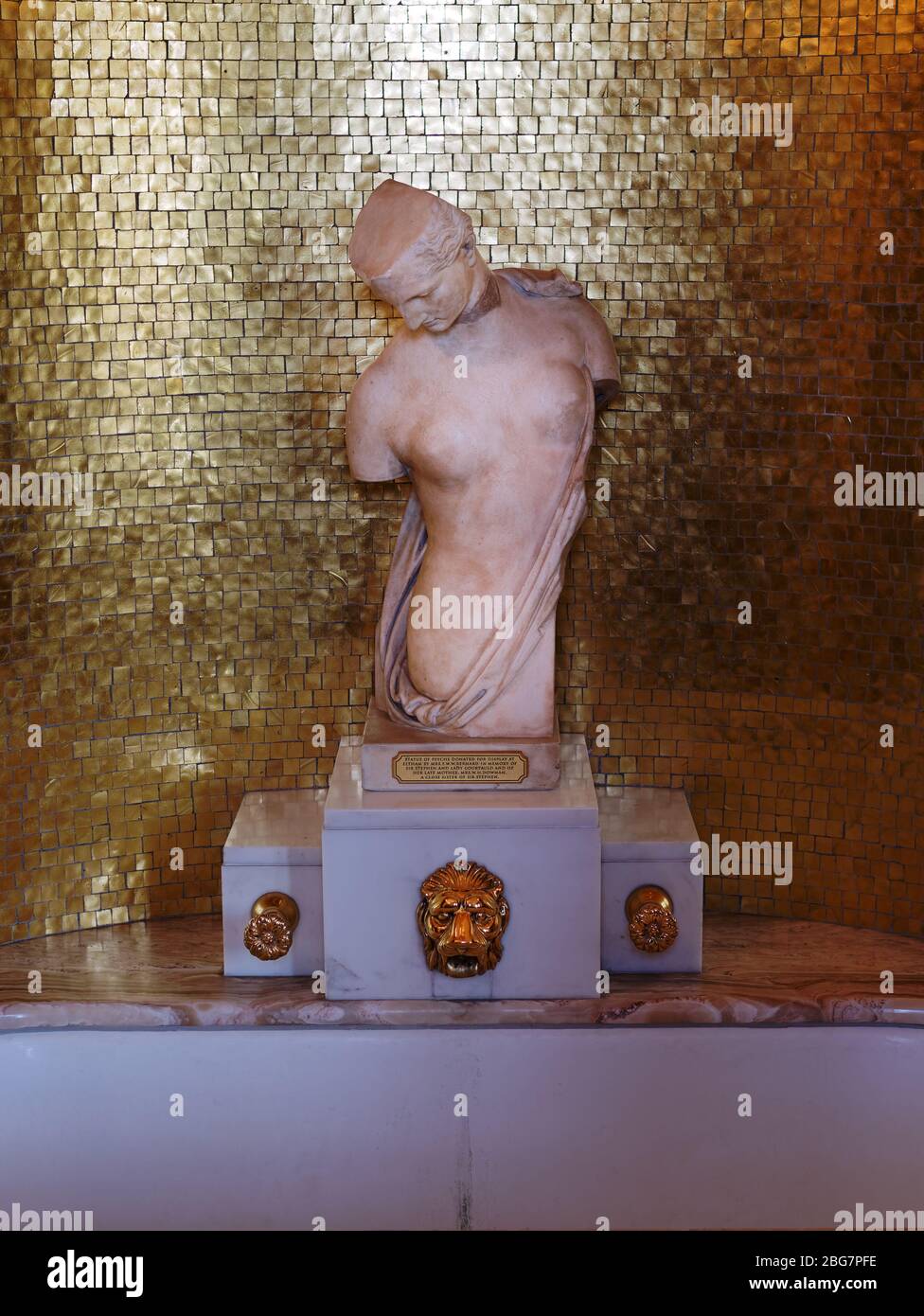 La luxueuse salle de bains dorée de Virginia Courtauld avec une niche ...