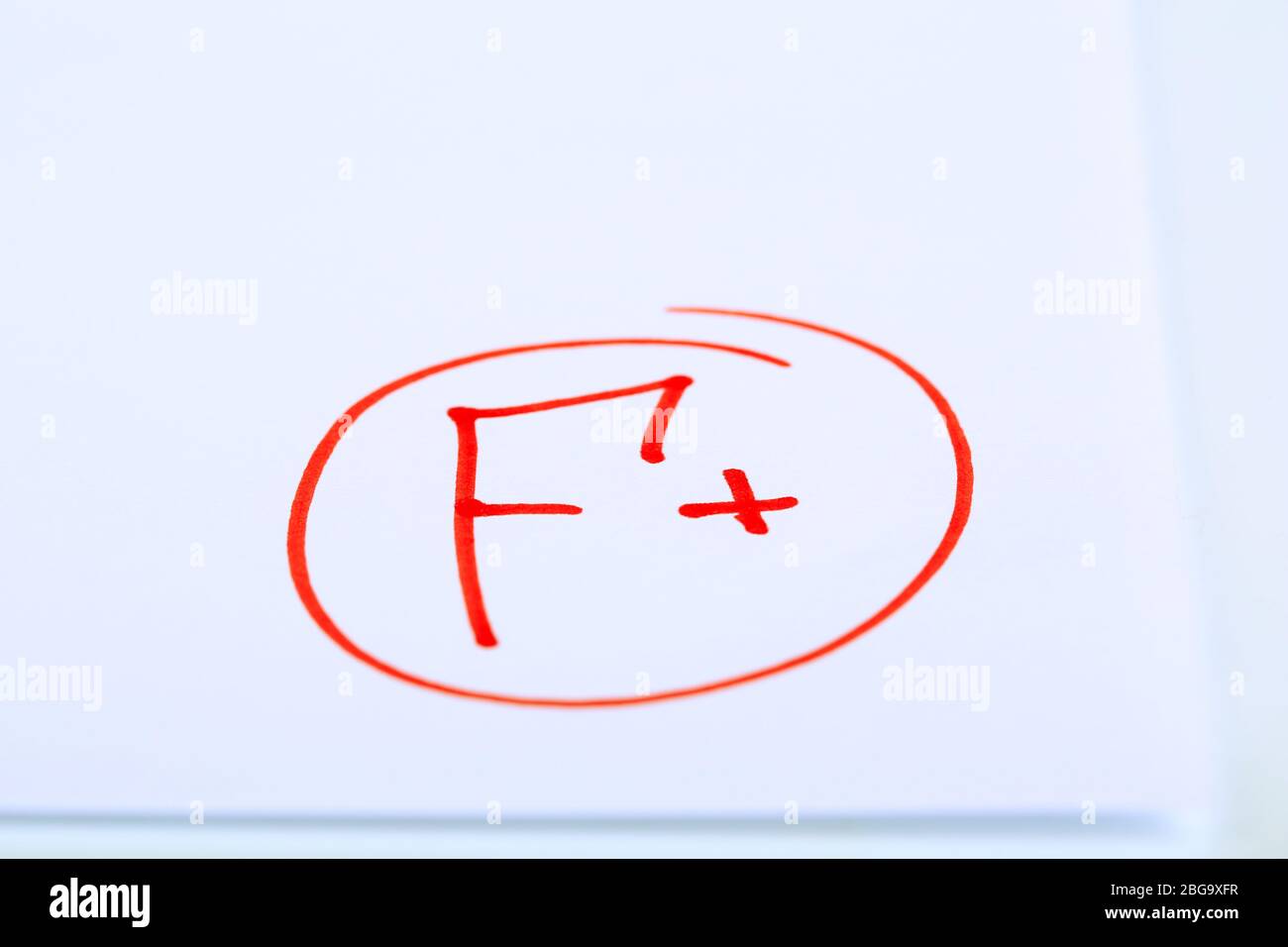 Note F+ écrite sur un papier d'examen Photo Stock - Alamy