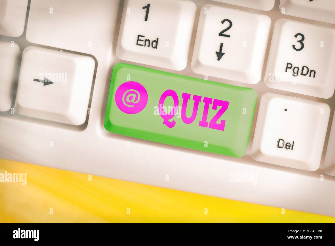 Rédaction conceptuelle des mains montrant le questionnaire. Concept ...