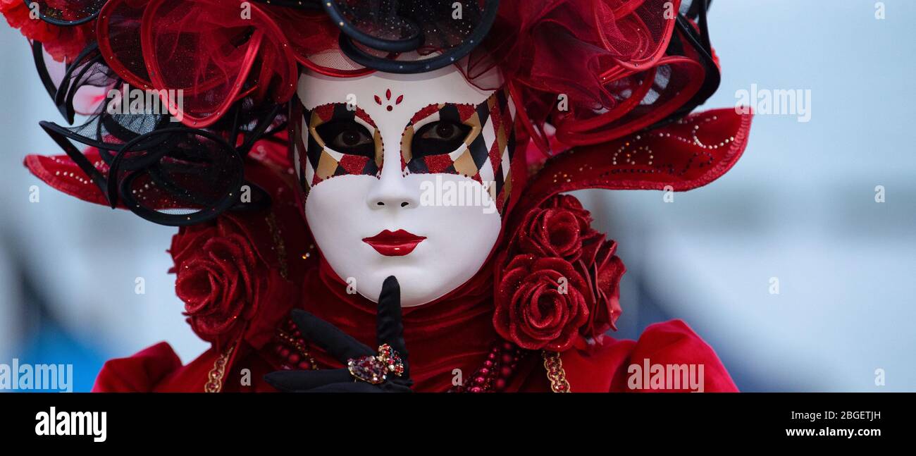 Révéler dans le masque et le costume traditionnels élaborés lors du ...