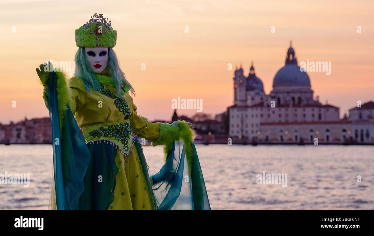 Révéler dans le masque et le costume traditionnels élaborés lors du ...
